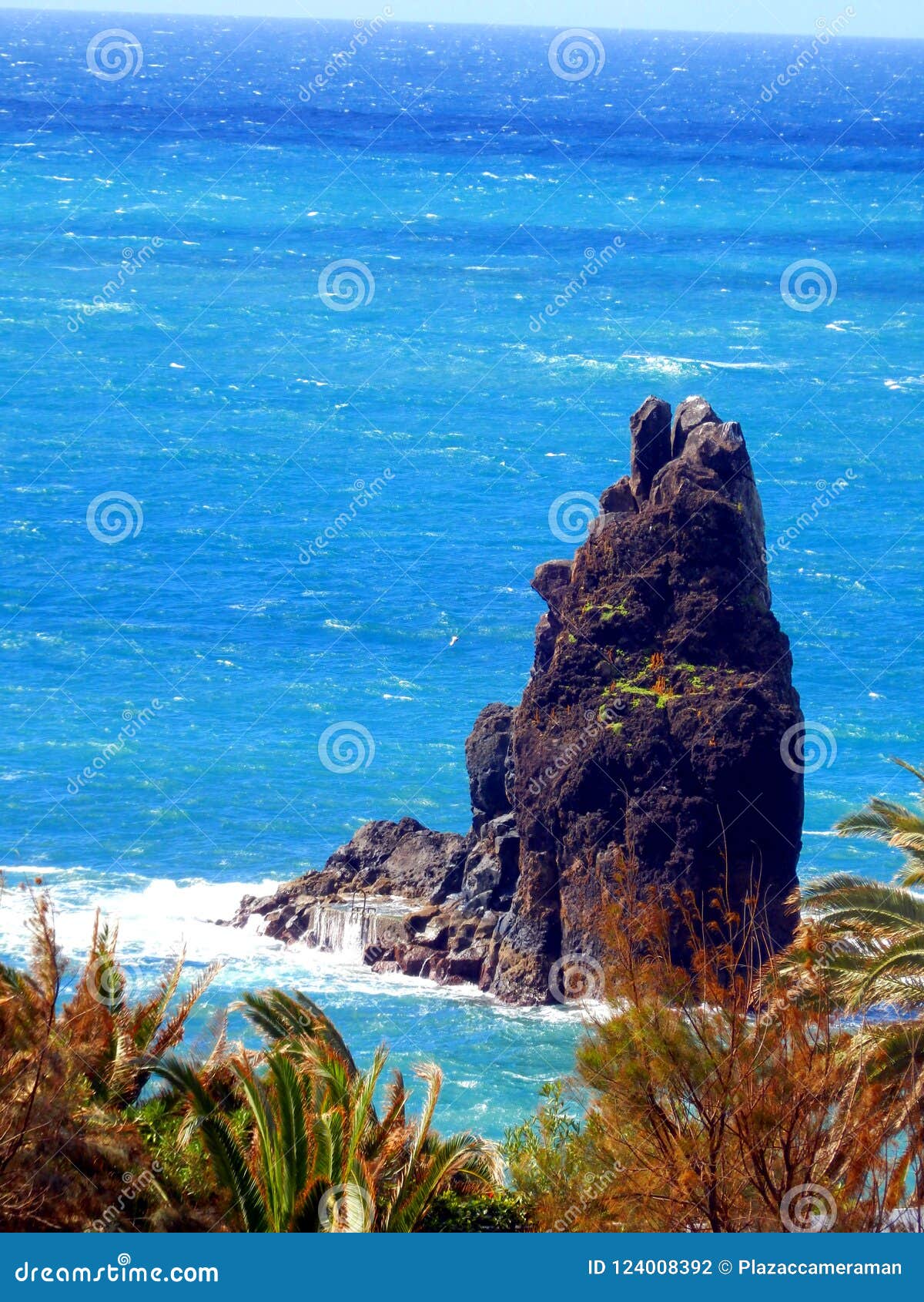 Risco del mar foto de archivo. Imagen de océano, escena - 124008392