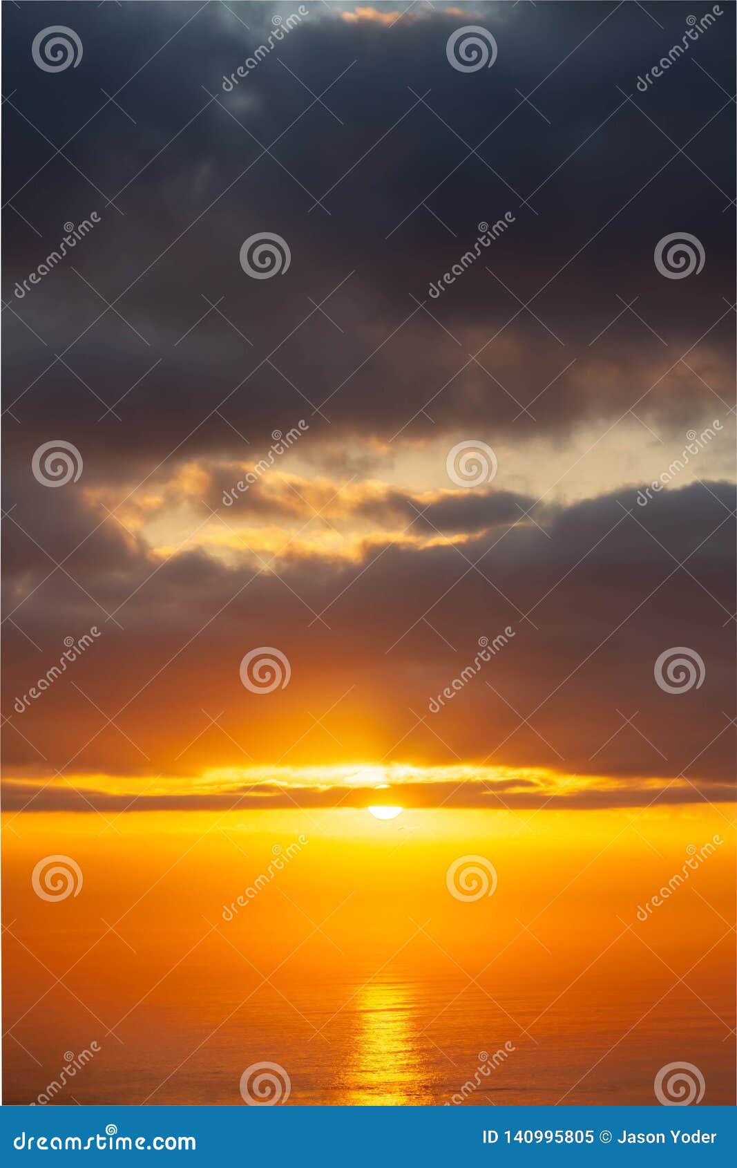 The Rising Sun Over the Ocean Stock Image - Image of dawn, golden ...
