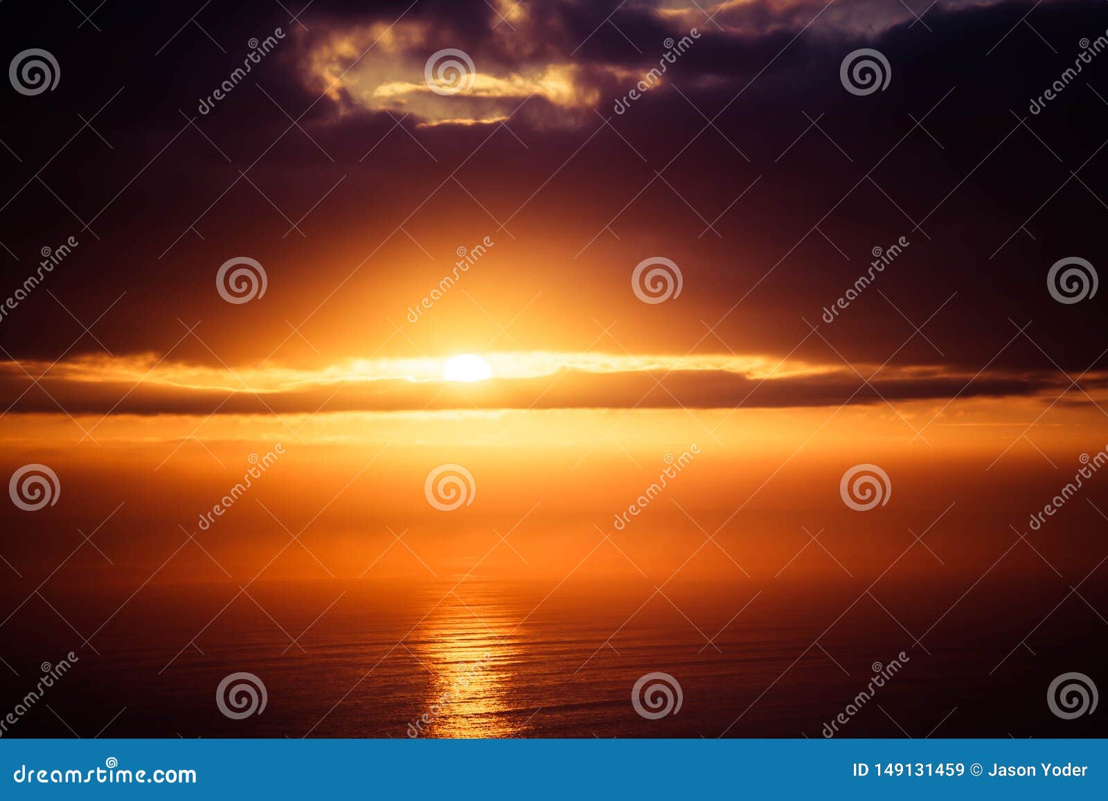 The Rising Sun Over the Ocean Stock Image - Image of ocean, color ...