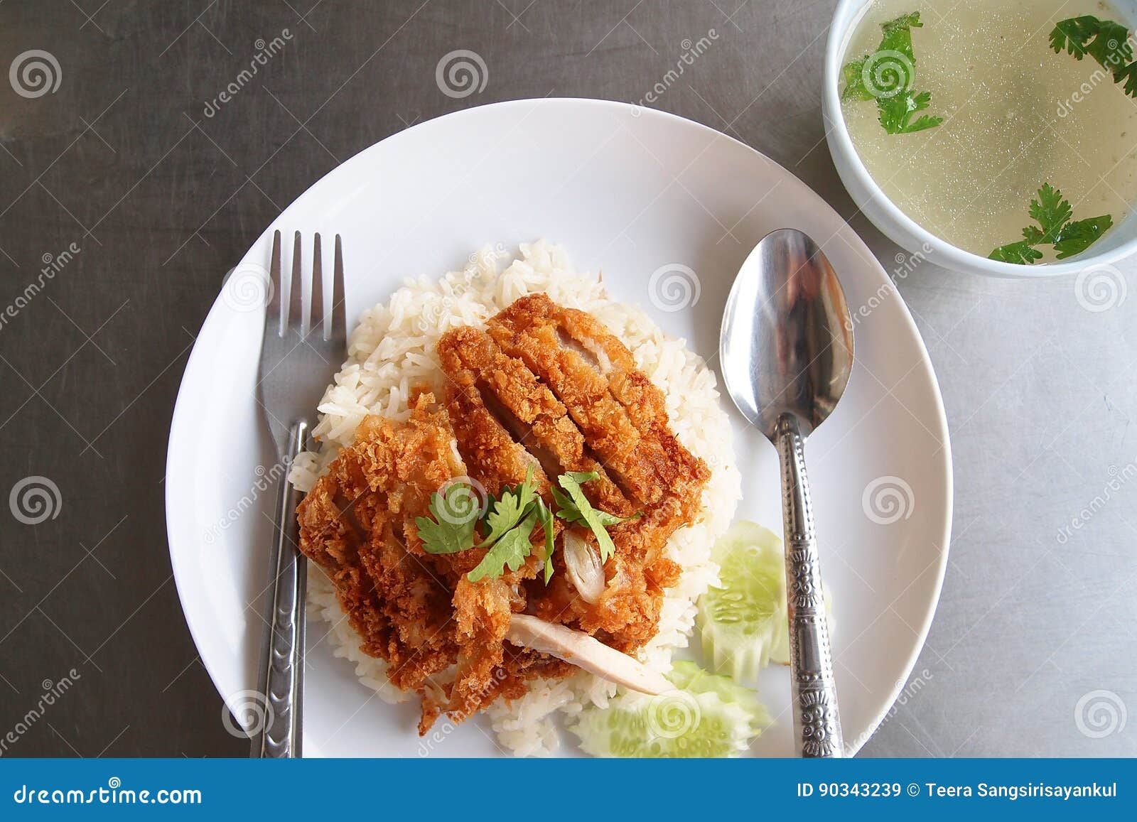 Riso con il pollo fritto immagine stock. Immagine di cotto - 90343239