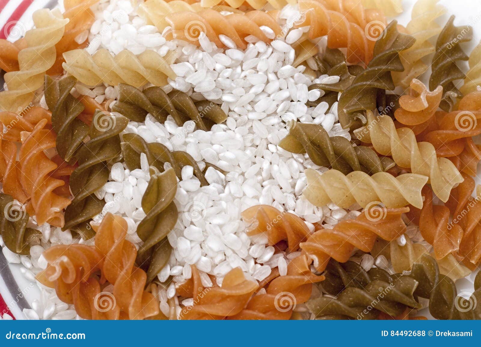 Riso e pasta fotografia stock. Immagine di principale - 84492688