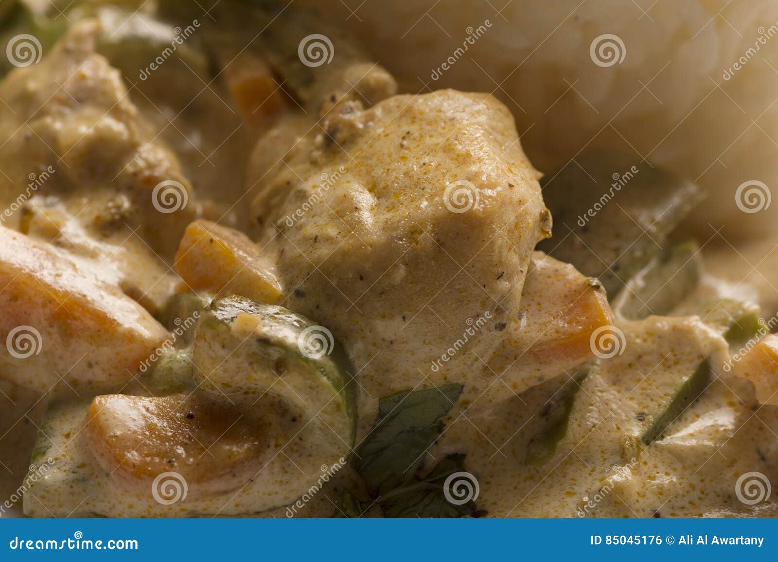 Riso e pollo cucinati fotografia stock. Immagine di casalingo - 85045176