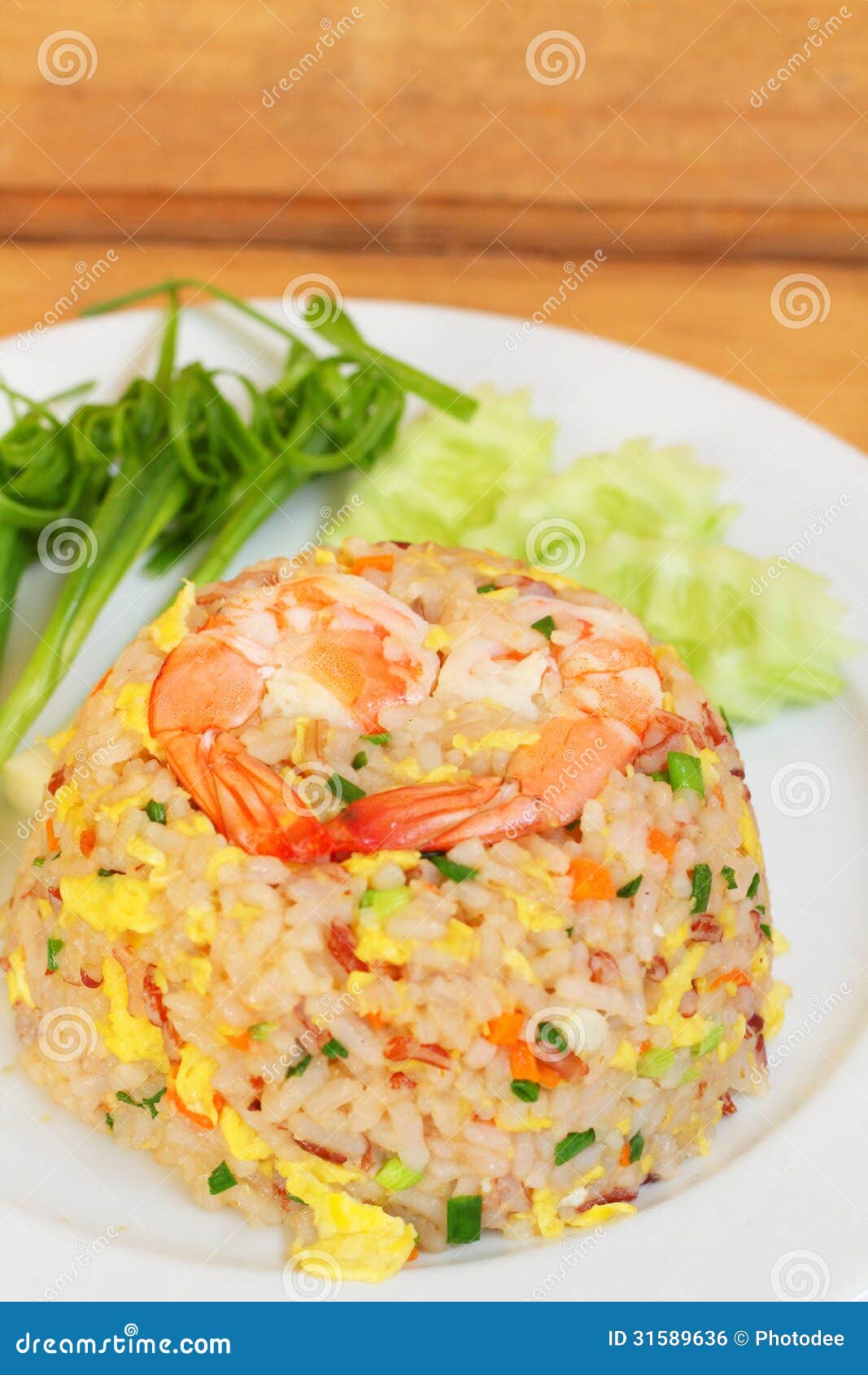 Riso fritto con gamberetto fotografia stock. Immagine di thailandia ...