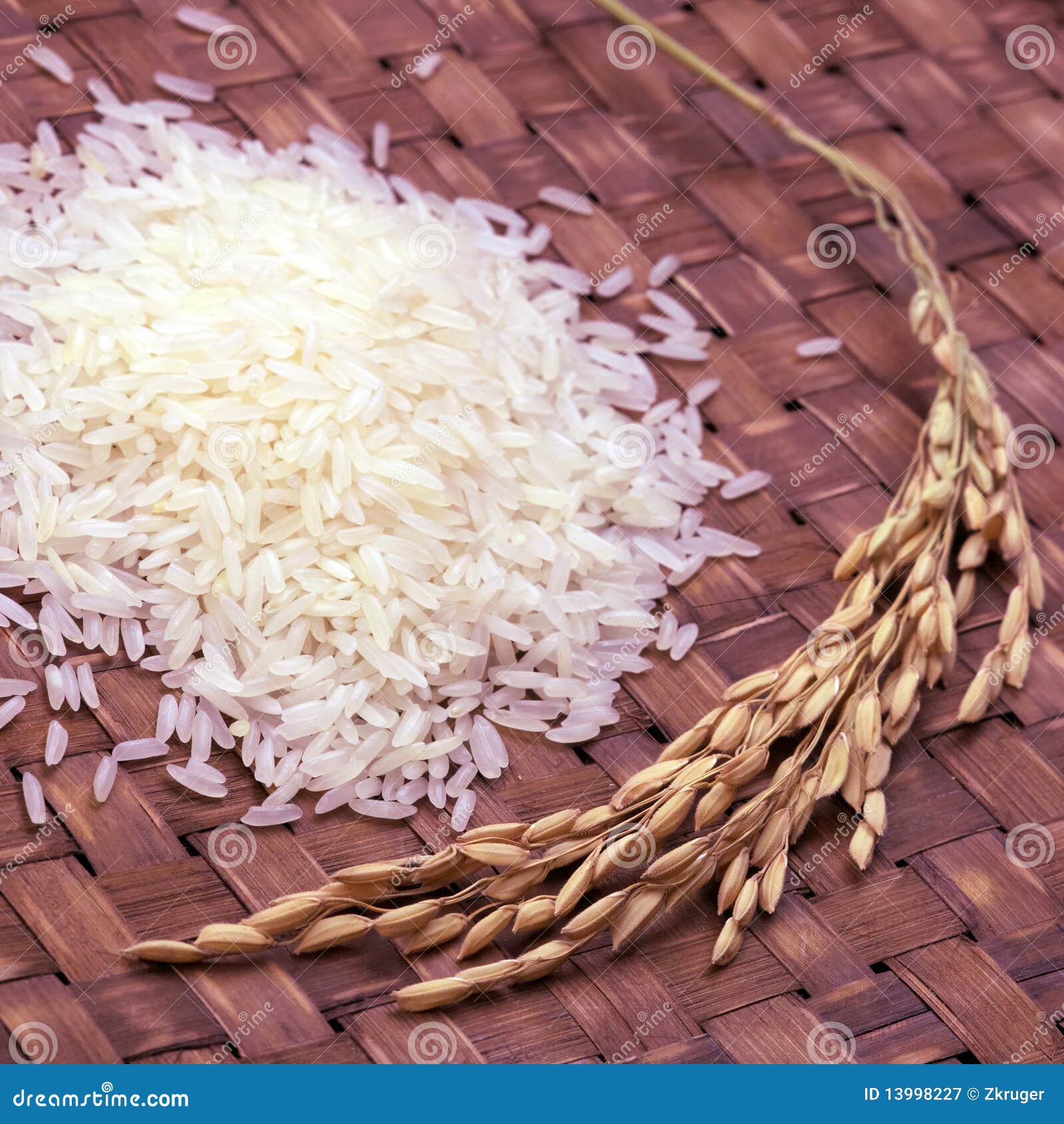 Riso grezzo immagine stock. Immagine di lucidato, carboidrato - 13998227