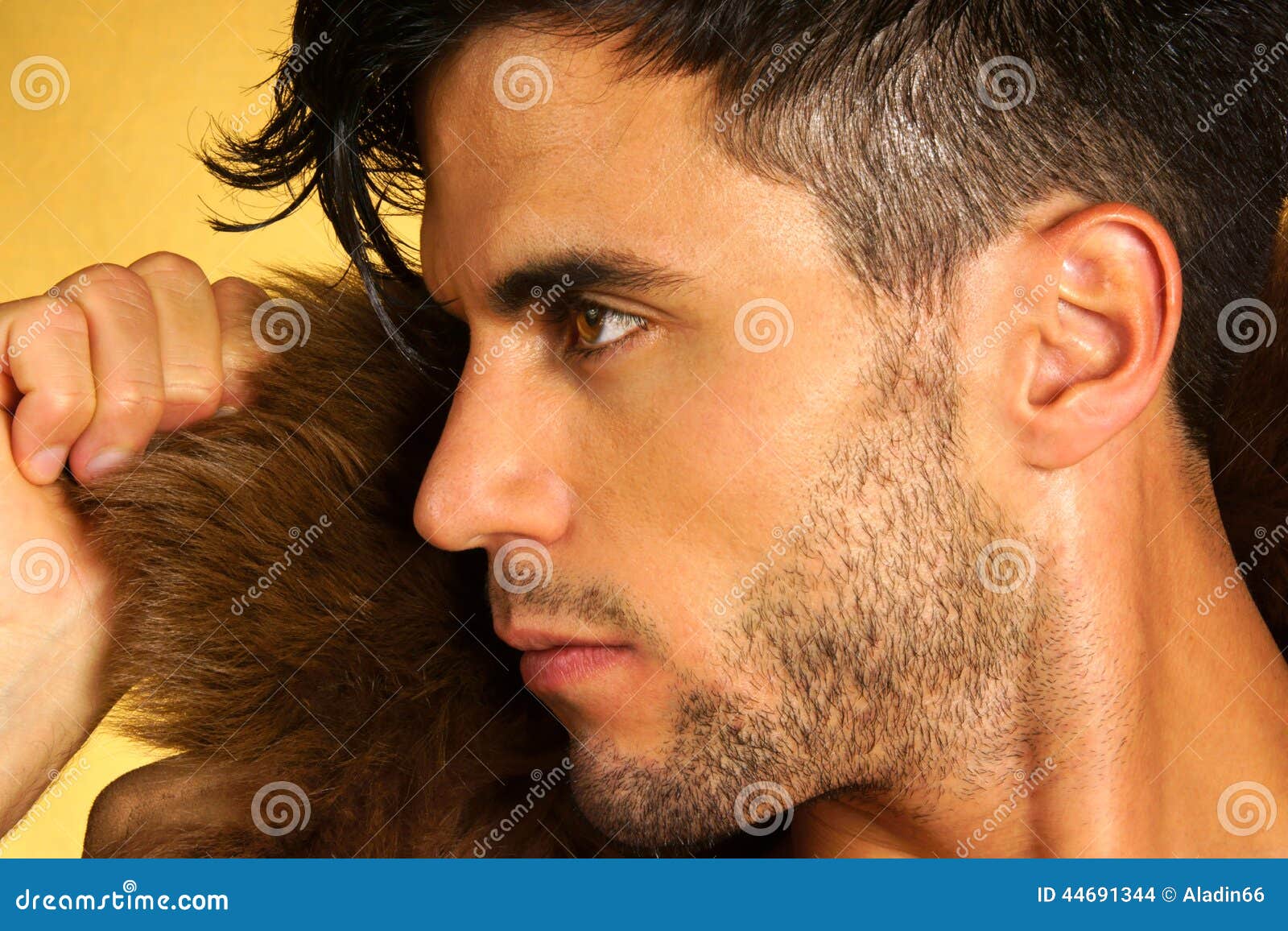 Ritratto Caucasico Del Giovane Fotografia Stock - Immagine di cuoio ...