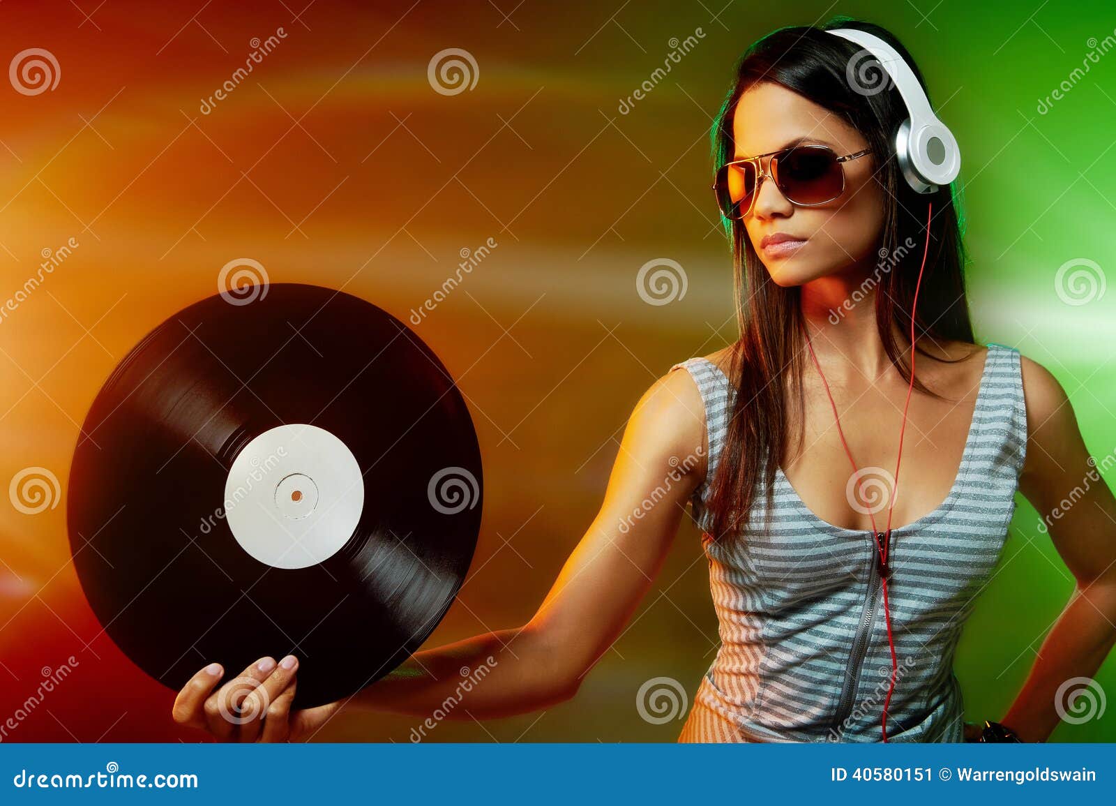 Ritratto del DJ immagine stock. Immagine di musica, ascoltare - 40580151