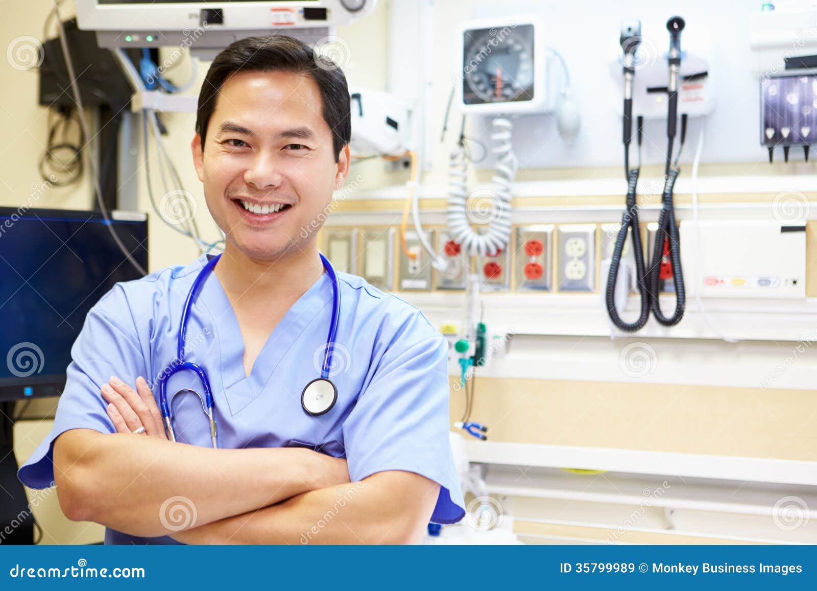 Ritratto Del Dottore Maschio in Emergency Room Immagine Stock ...