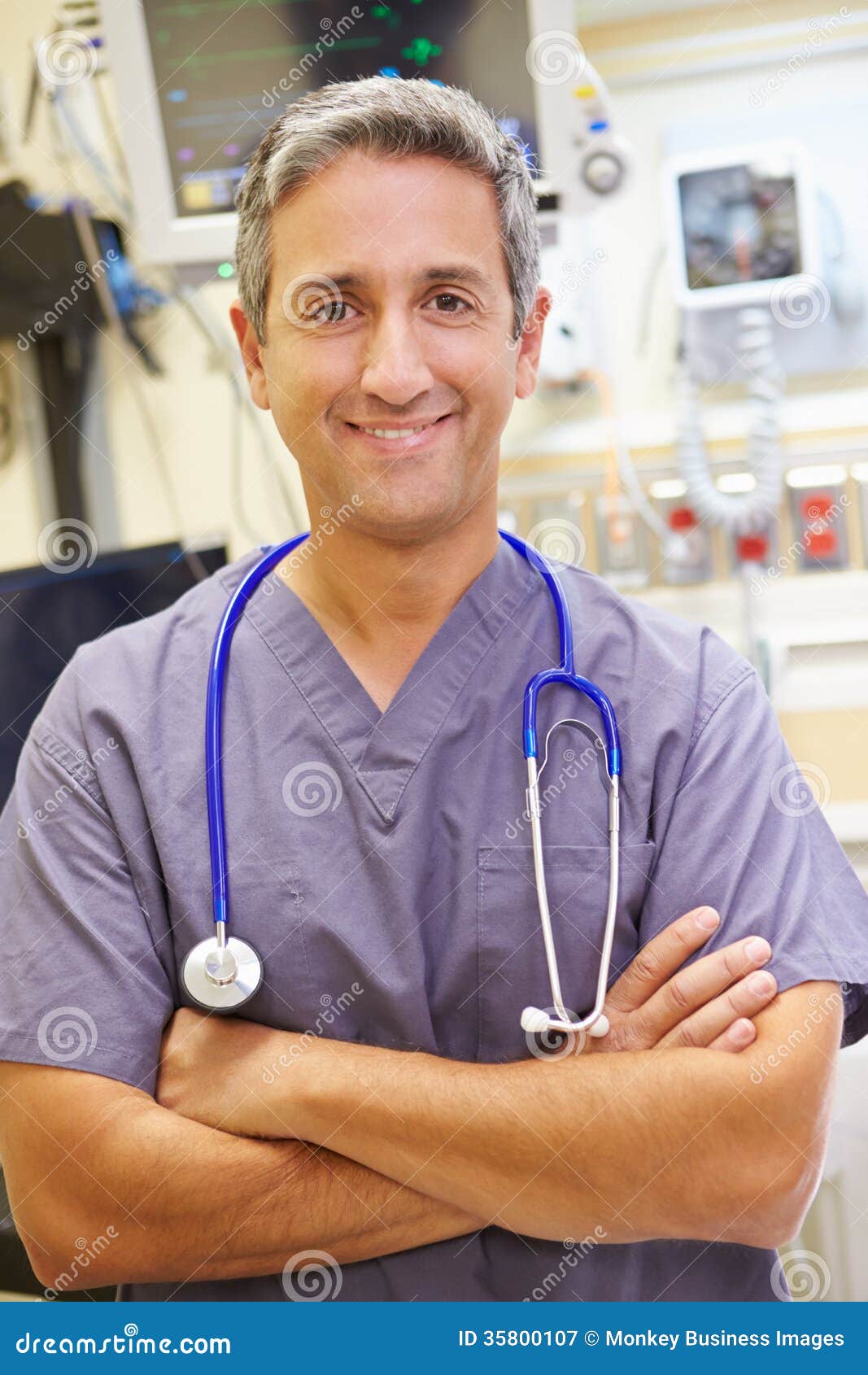 Ritratto Del Dottore Maschio in Emergency Room Immagine Stock ...