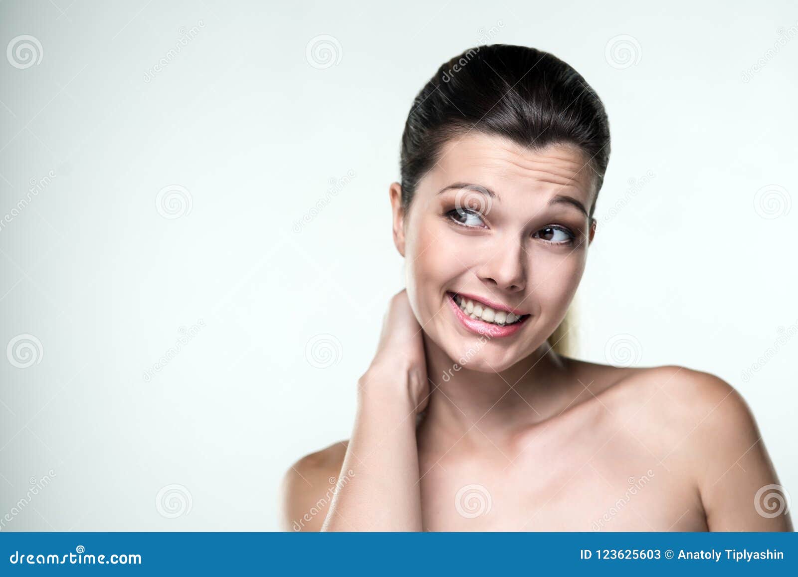 Ritratto Del Primo Piano Di Bella Donna Con Un'espressione Del Emo ...