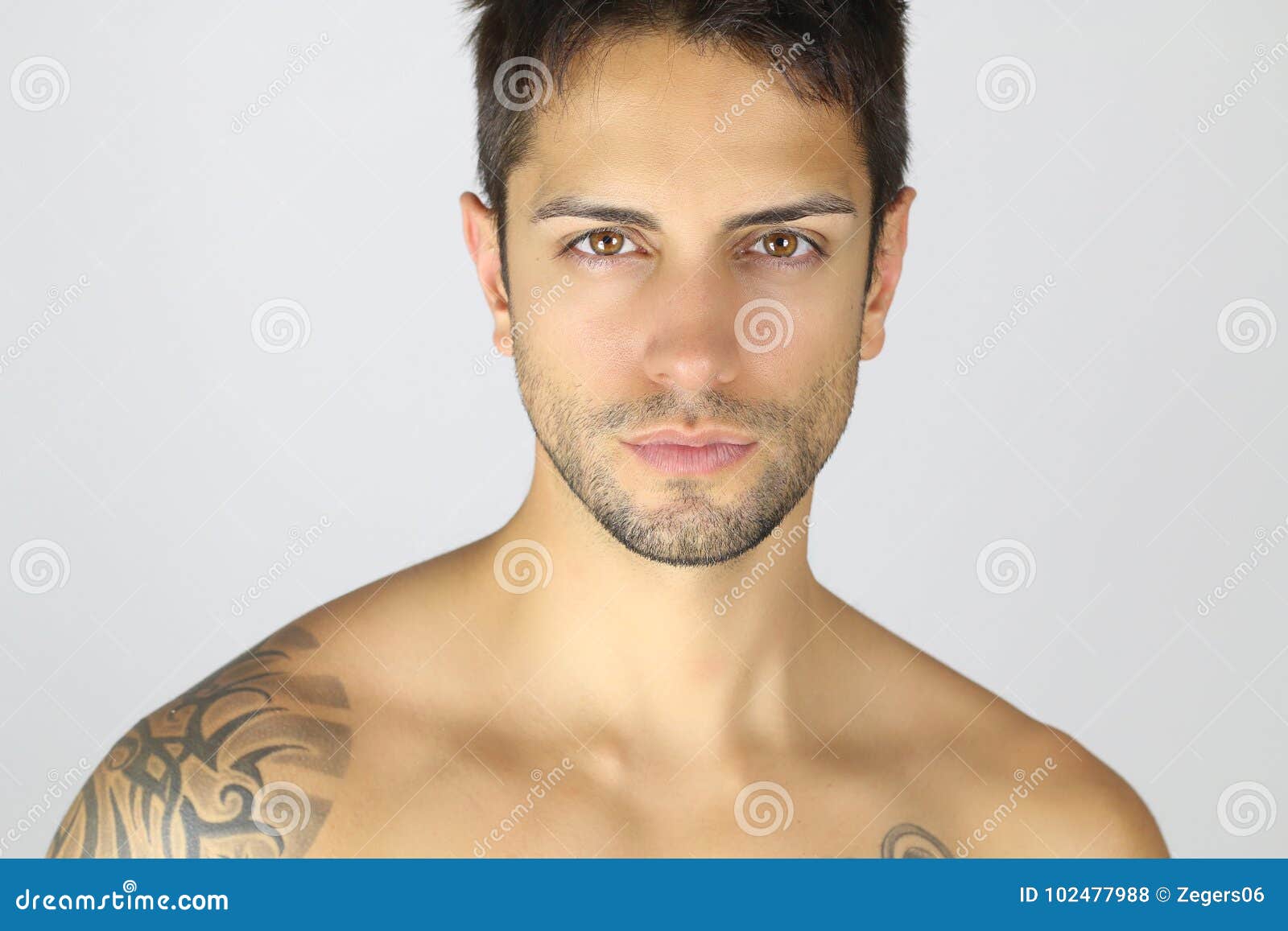 Ritratto Del Primo Piano Di Un Uomo Bello Fotografia Stock - Immagine ... Ritratto Del Primo Piano Di Un Uomo Bello Fotografia Stock - Immagine ...
