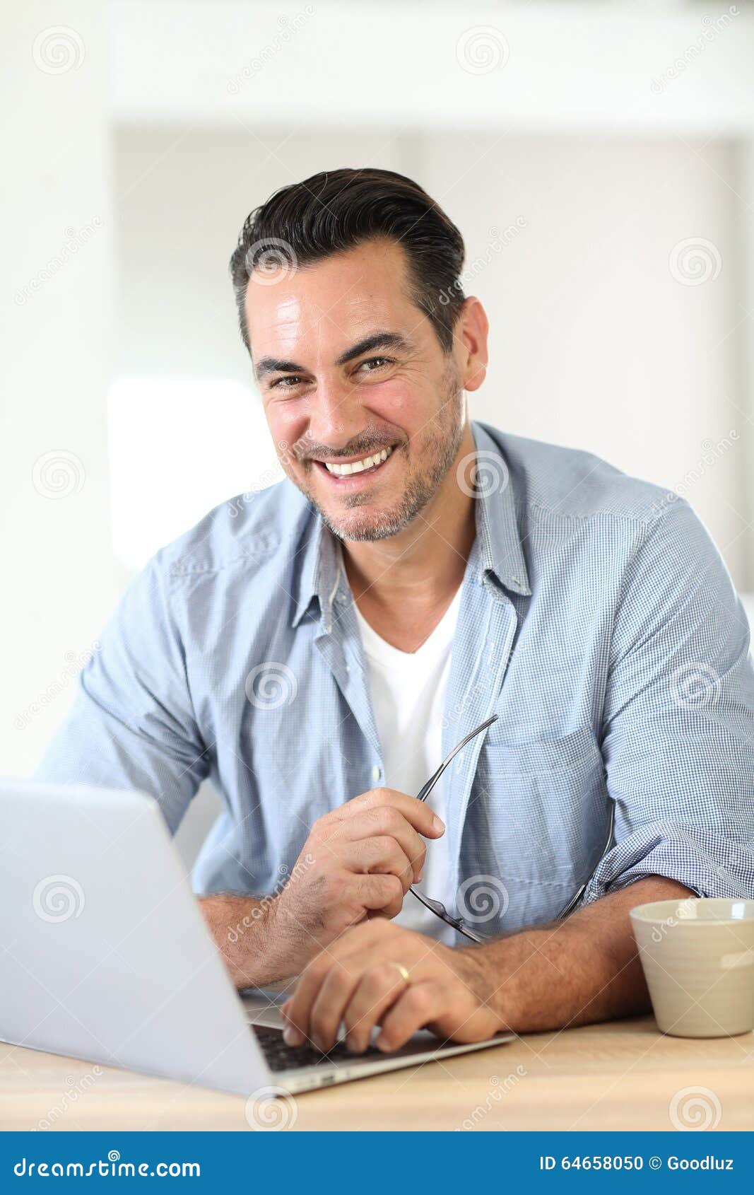 Ritratto Dell'uomo Maturo Che Scrive Sul Computer Portatile Fotografia ...