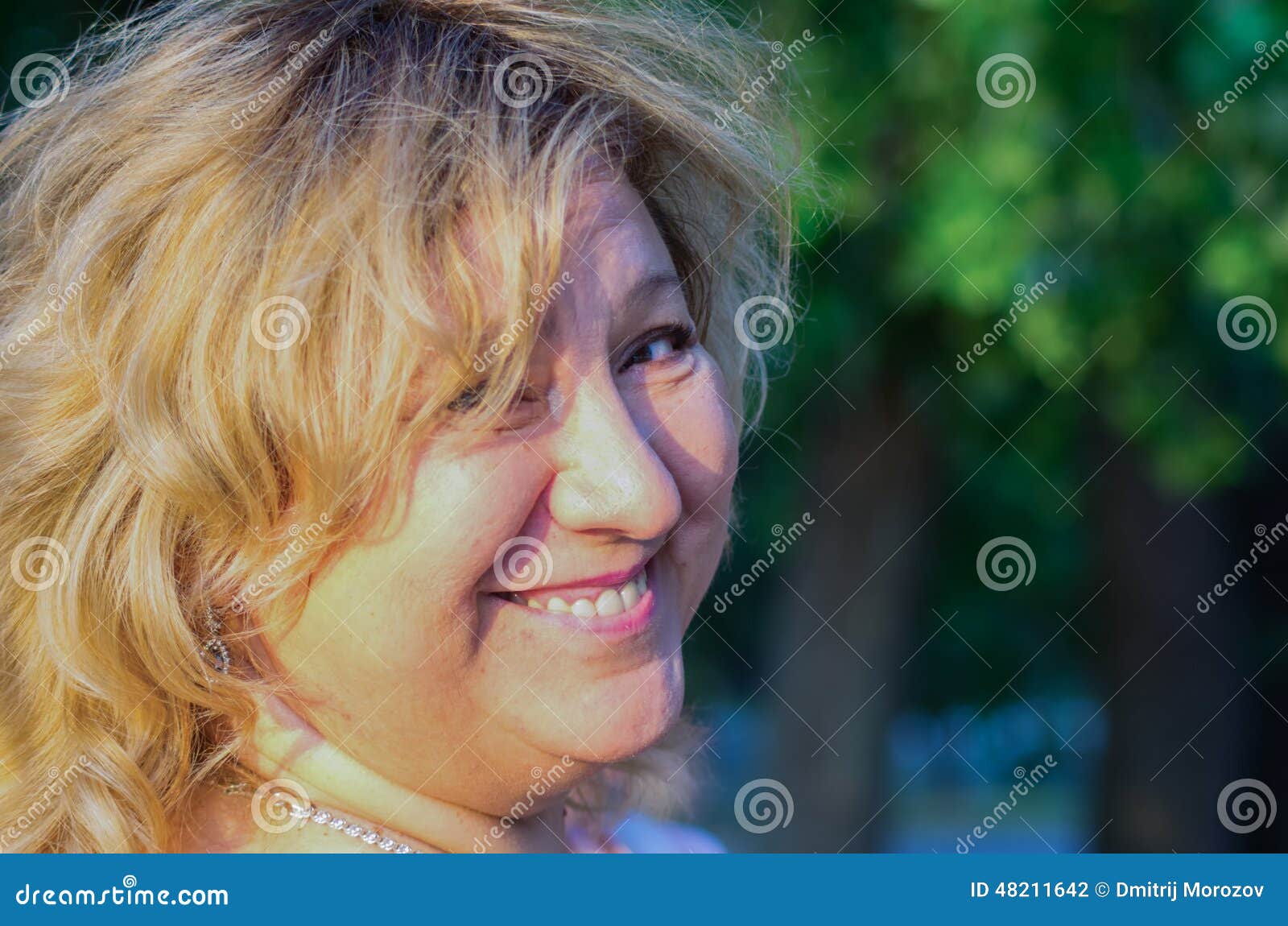 Ritratto Della Donna Di Mezza Età Fotografia Stock - Immagine di ...