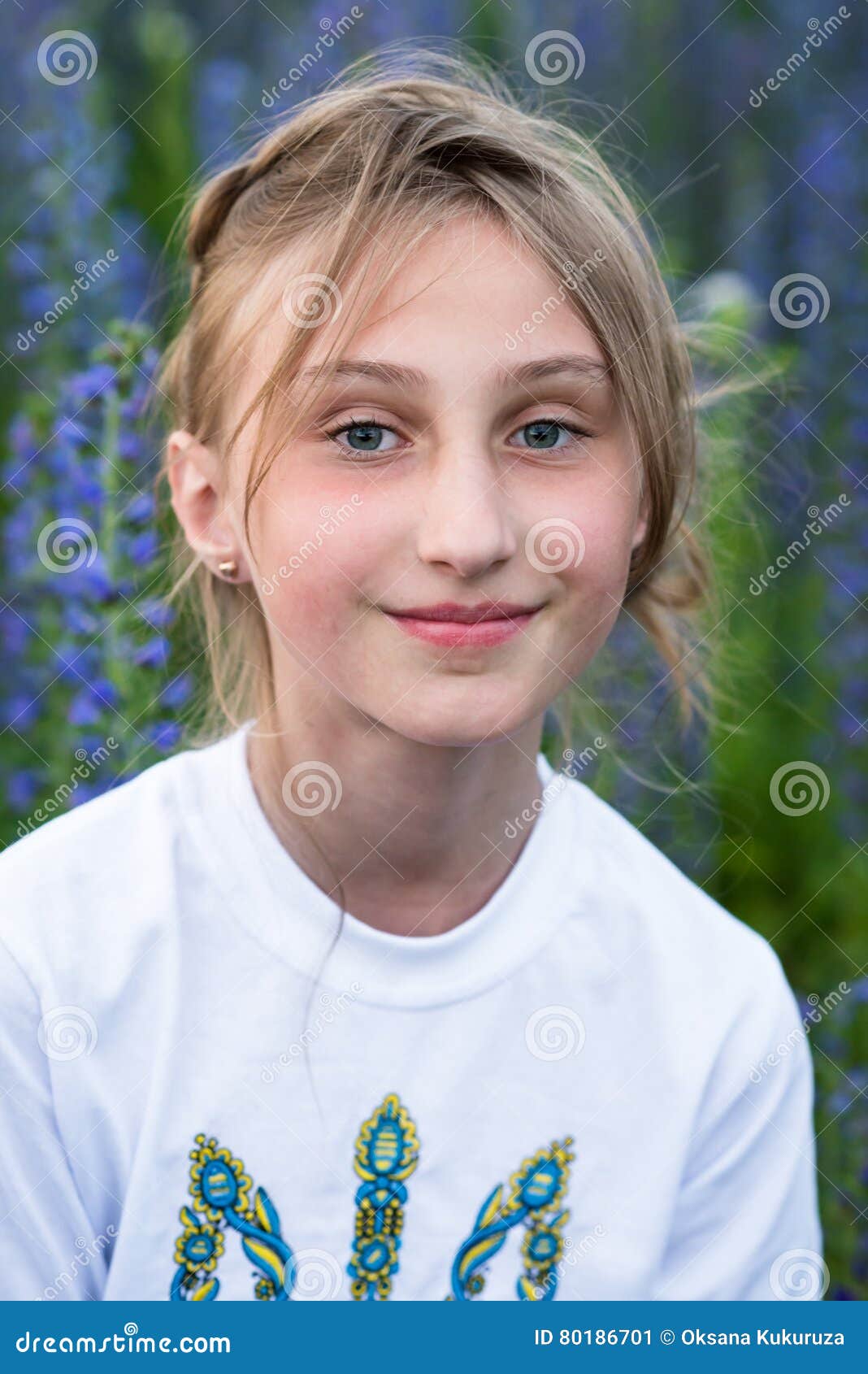 Ritratto Della Ragazza Felice Immagine Stock - Immagine di elegante ...