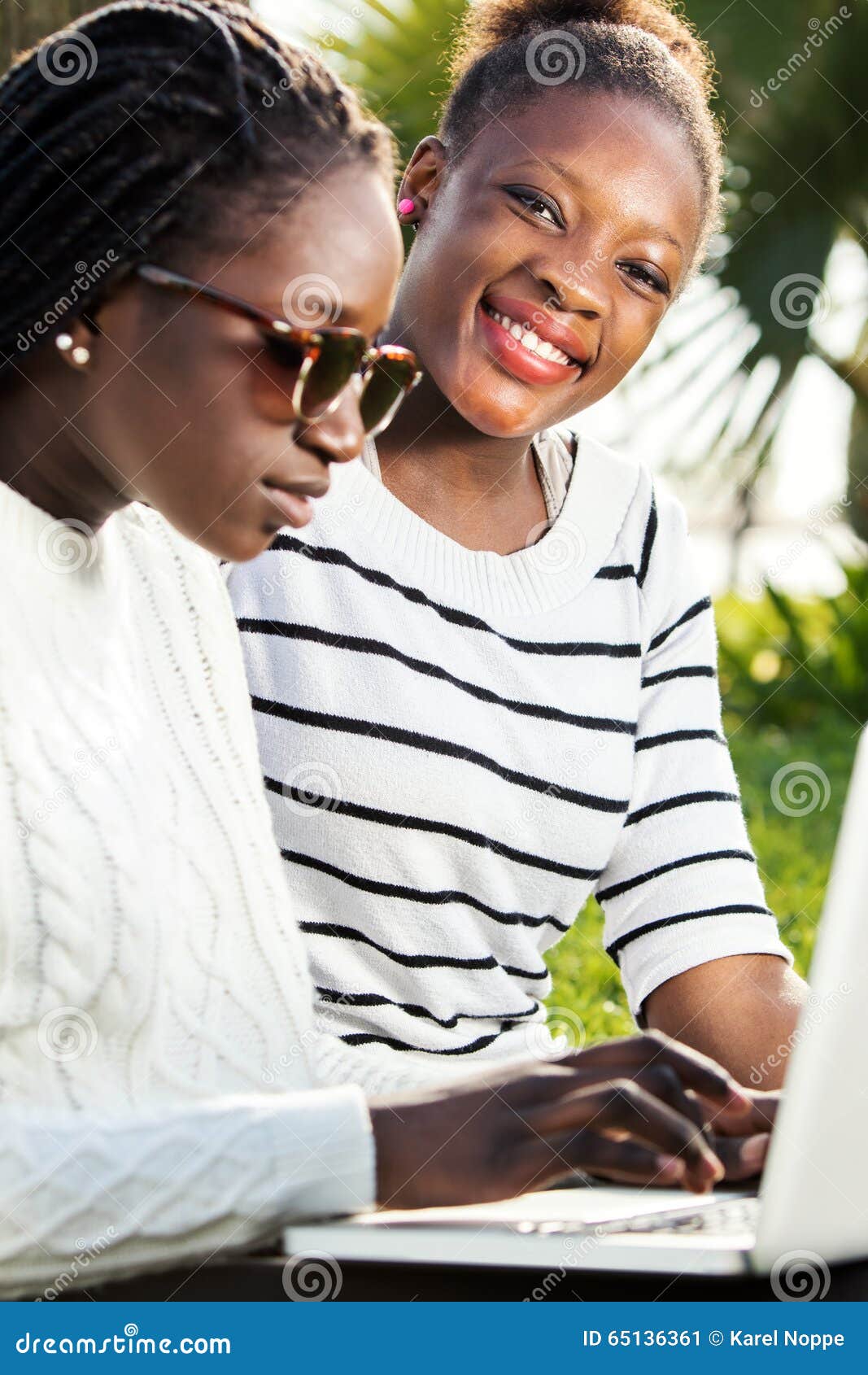 Ritratto Della Ragazza Nera Con La Ragazza Immagine Stock - Immagine di ...