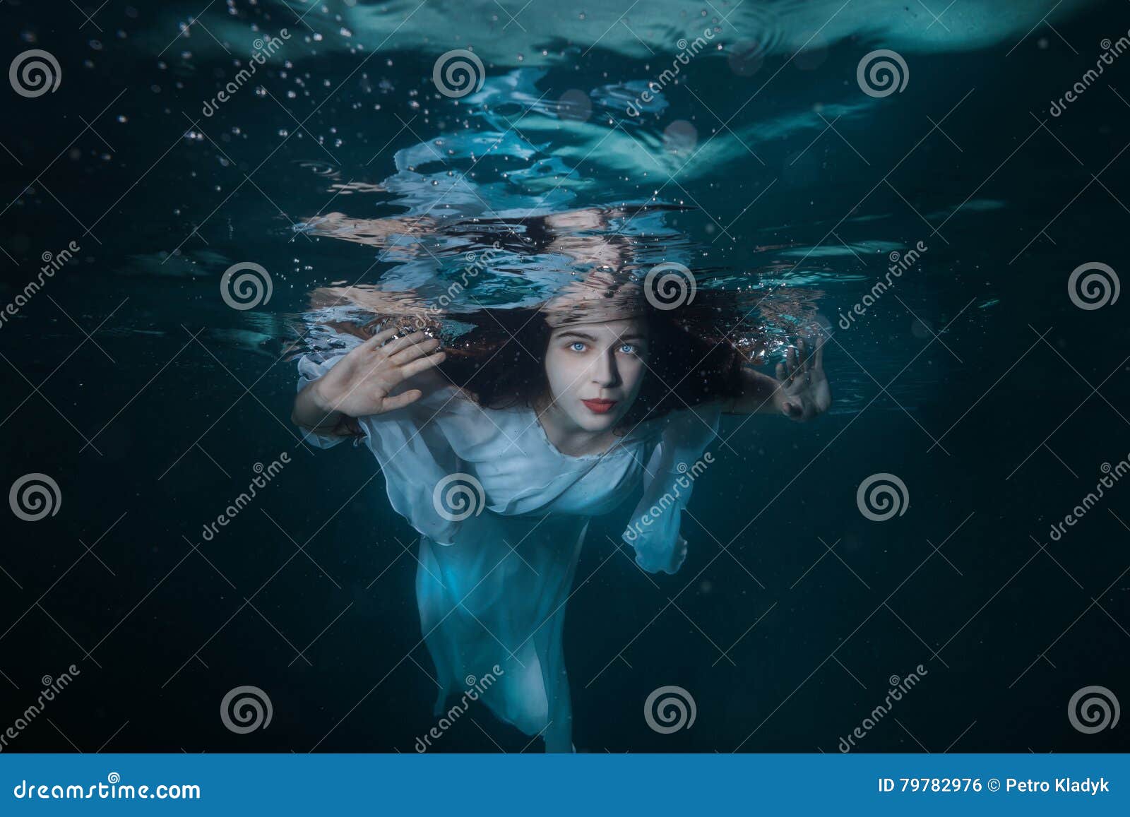 Ritratto Della Ragazza Sotto Acqua Fotografia Stock - Immagine di ...