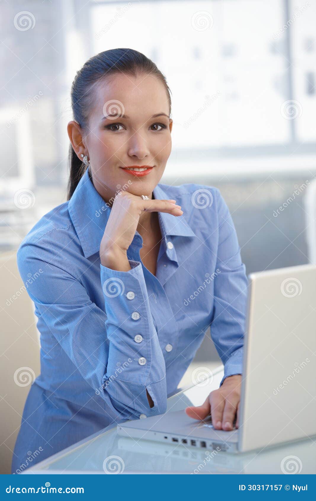 Ritratto Della Segretaria Attraente Immagine Stock - Immagine di ...