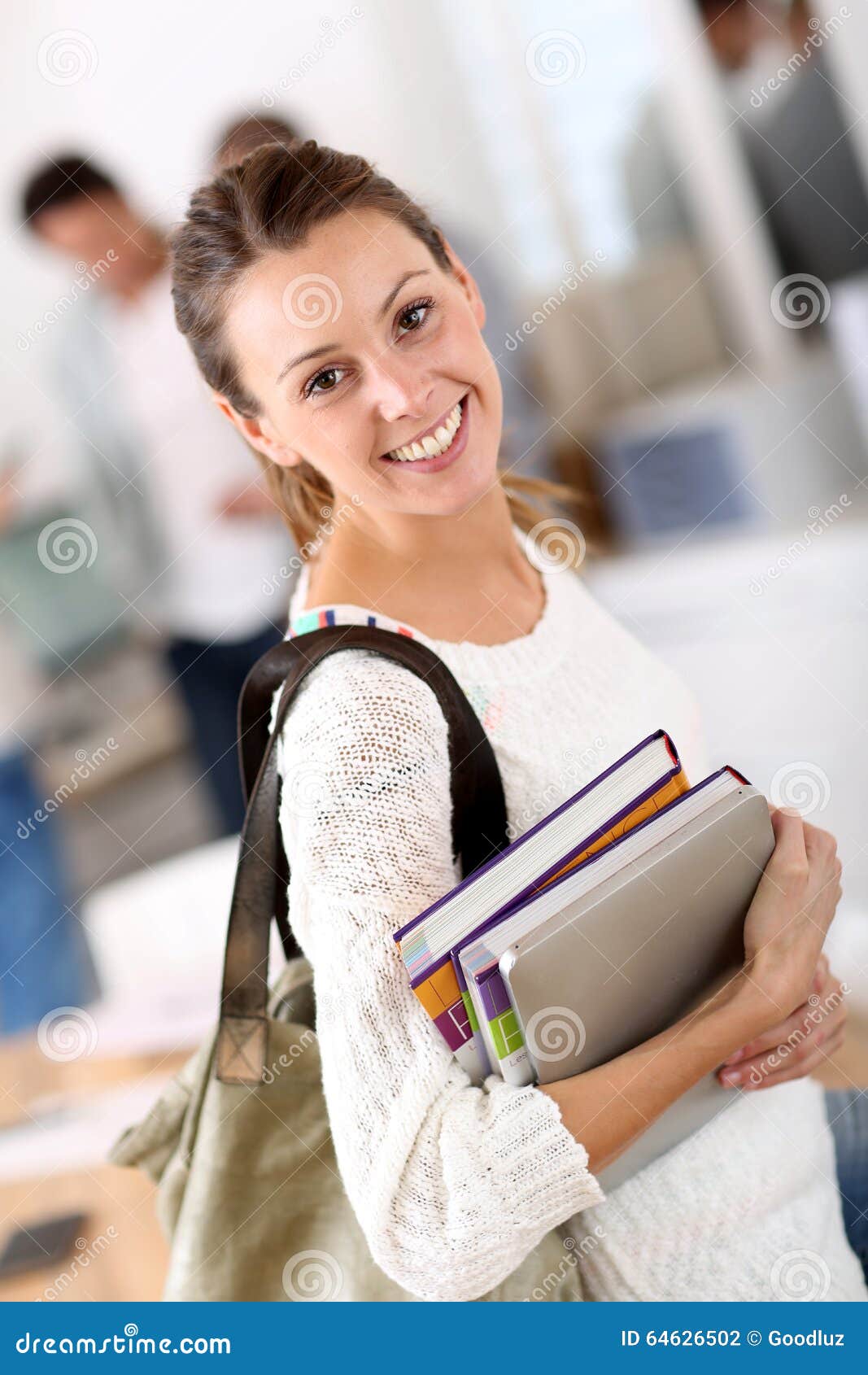 Ritratto Della Studentessa Di College Sorridente Con I Libri Fotografia ...