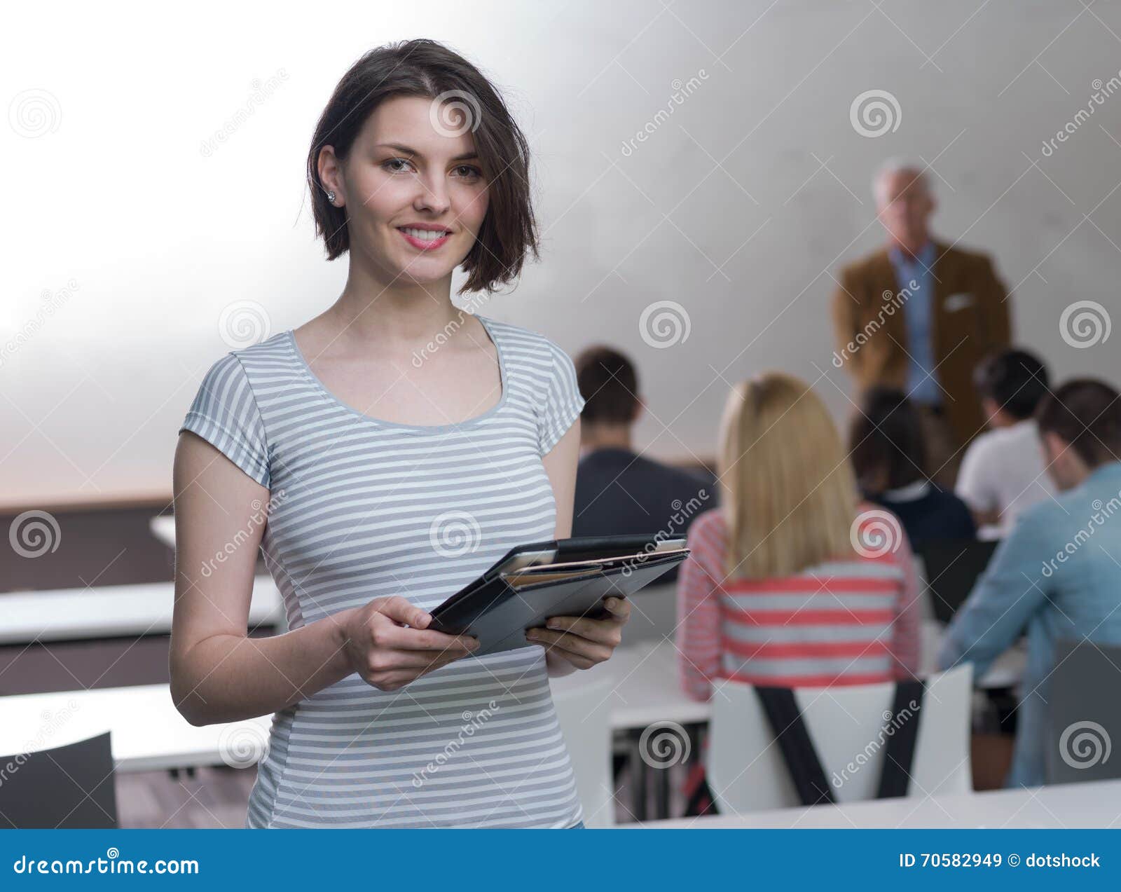 Ritratto Della Studentessa Felice in Aula Immagine Stock - Immagine di ...