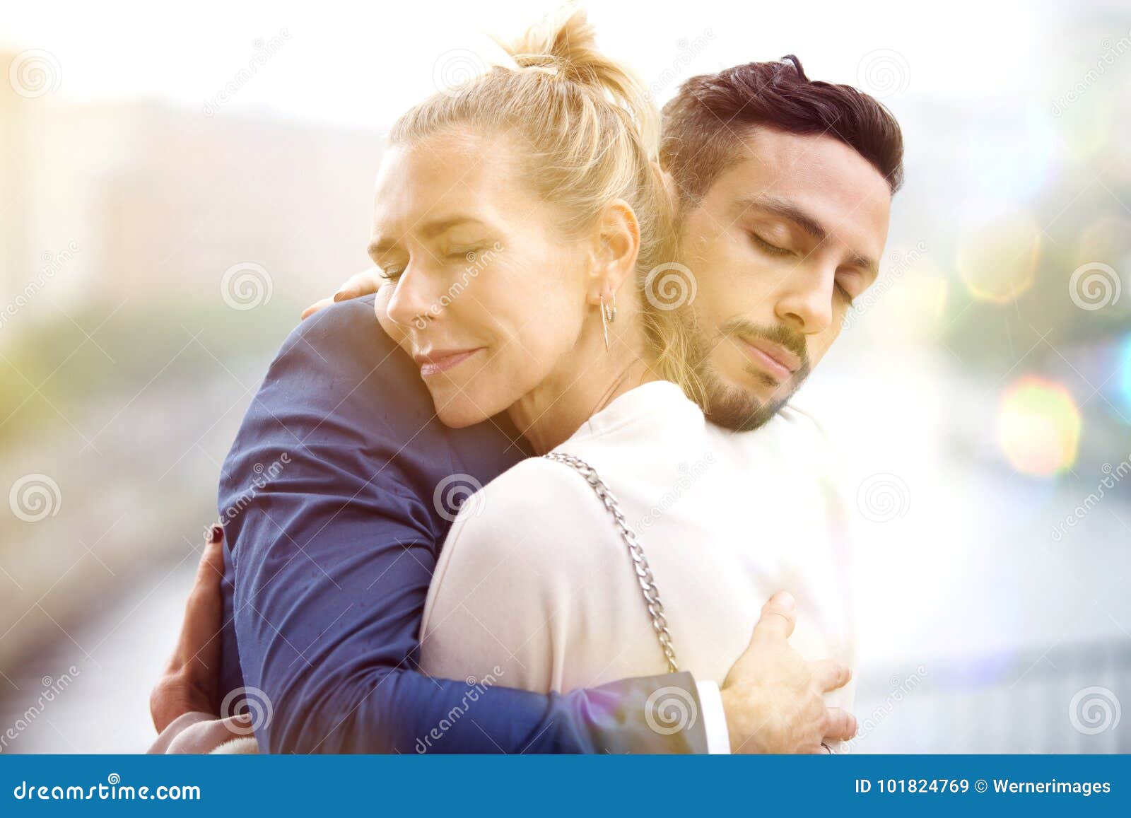 Ritratto Delle Coppie Che Si Abbracciano Immagine Stock - Immagine di ...