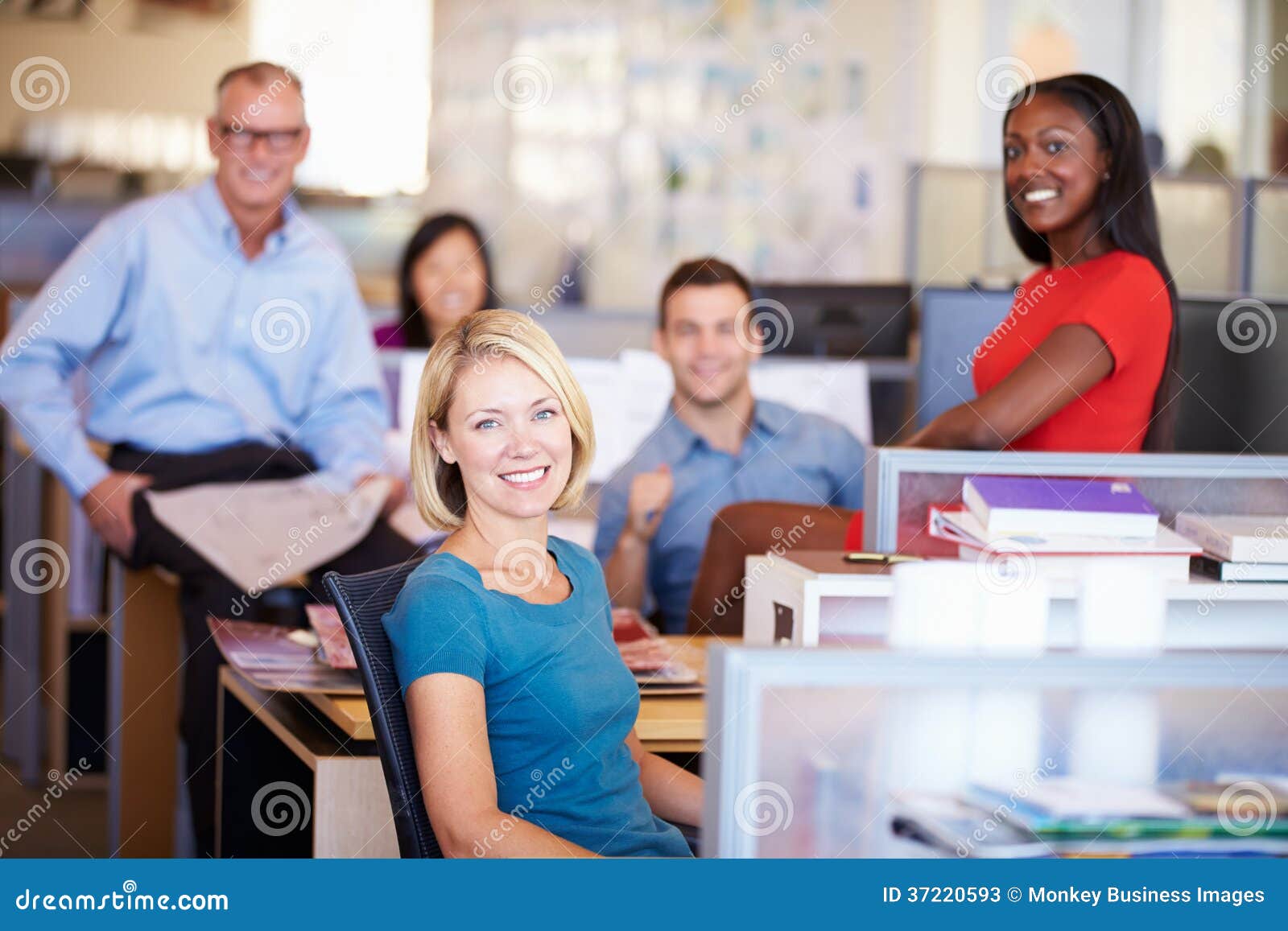 Ritratto Delle Persone Di Affari in Ufficio Open Space Moderno Immagine ...