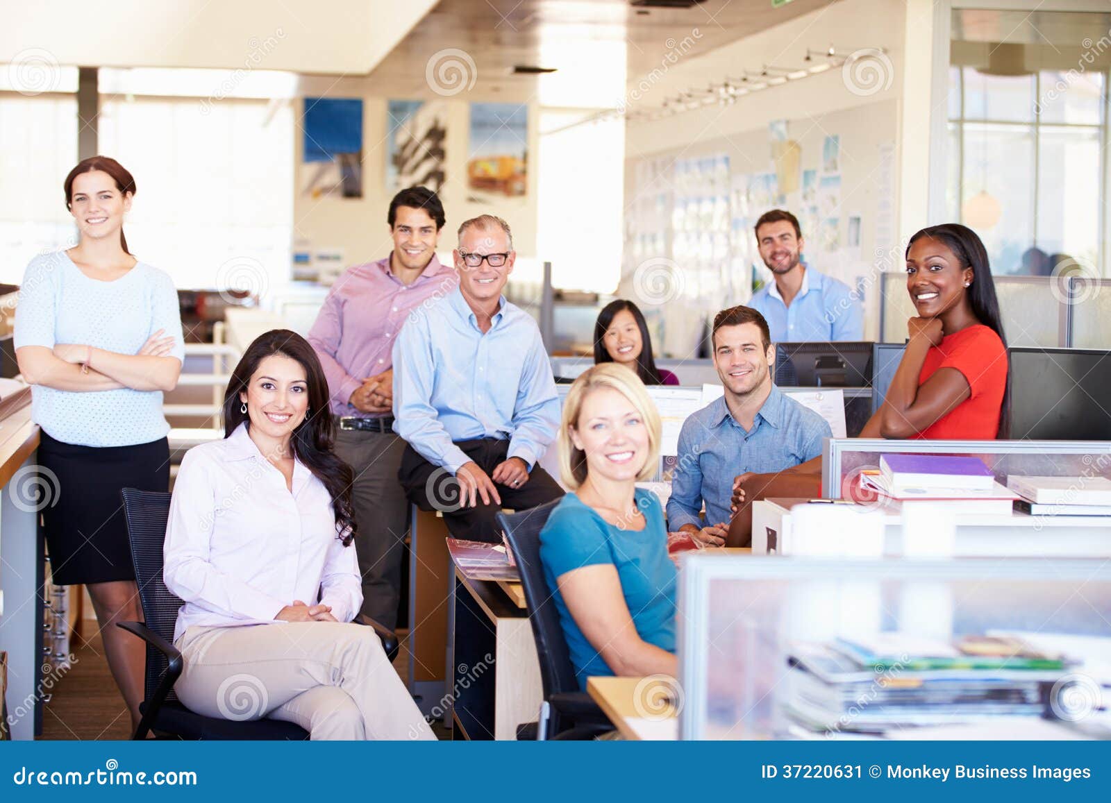 Ritratto Delle Persone Di Affari in Ufficio Open Space Moderno Immagine ...