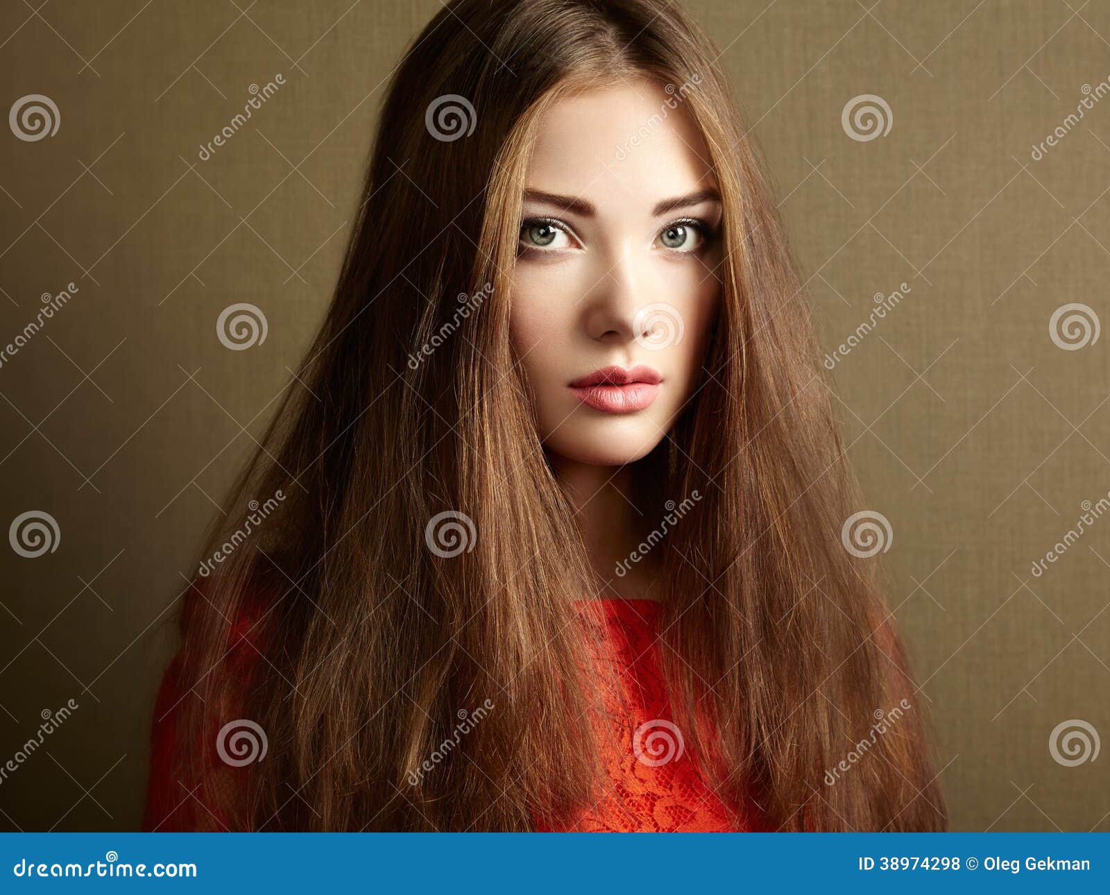 Ritratto di bella bruna fotografia stock. Immagine di capelli - 38974298