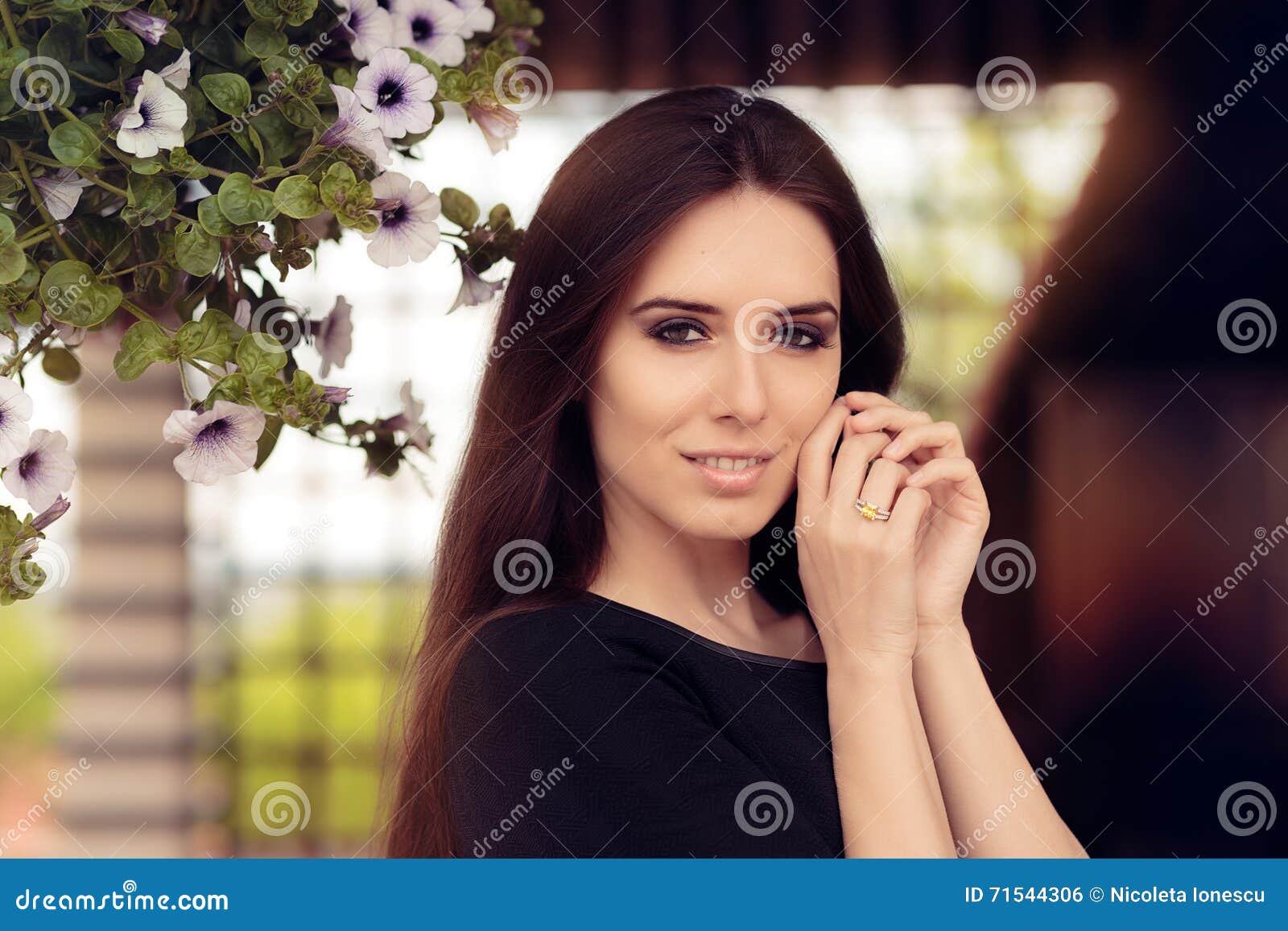 Ritratto Di Bella Donna Che Indossa Diamond Ring Giallo Fotografia ...