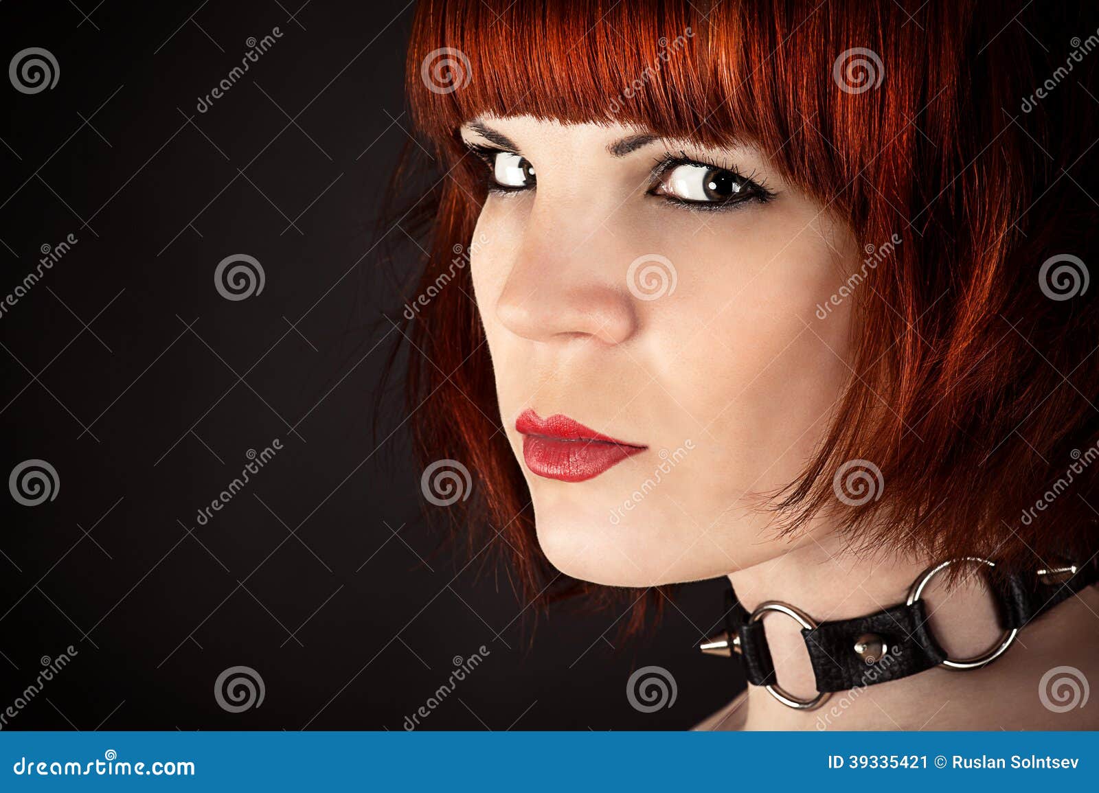 Ritratto Di Bella Donna Con Un Collare Immagine Stock - Immagine di ...