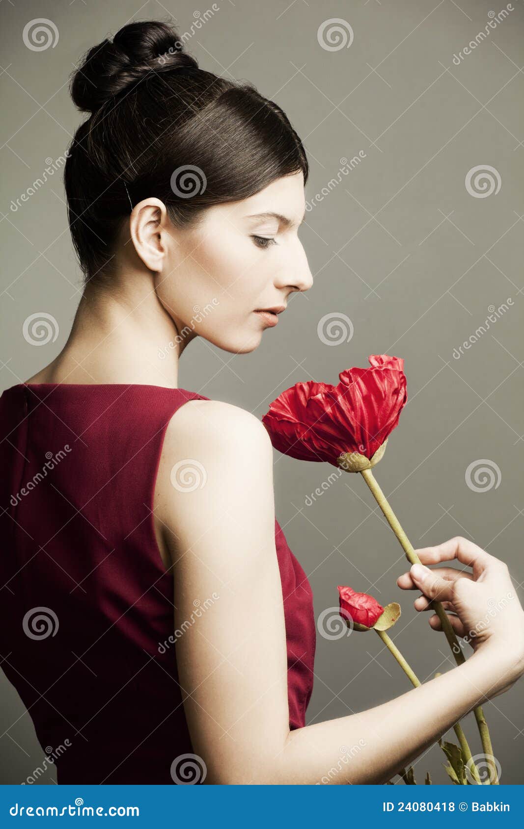 Ritratto Di Bella Donna Con Un Fiore Fotografia Stock - Immagine di ...