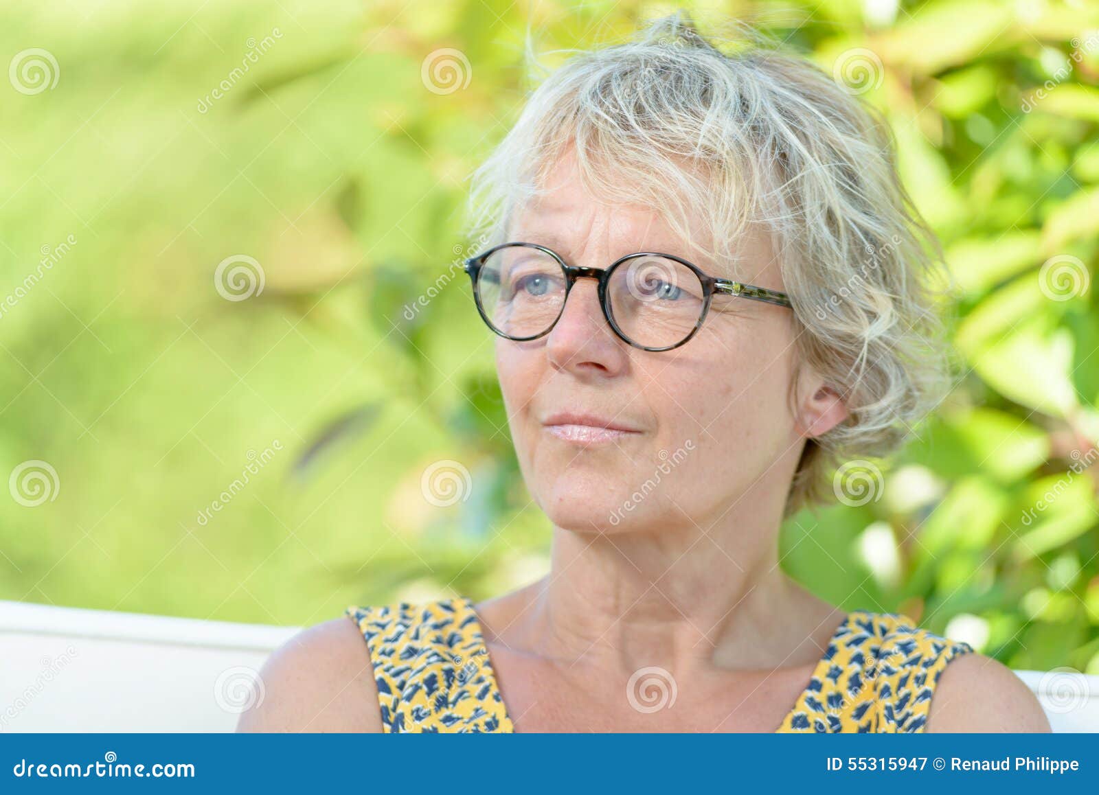 Ritratto Di Bella Donna Di Mezza Età Immagine Stock - Immagine di ...