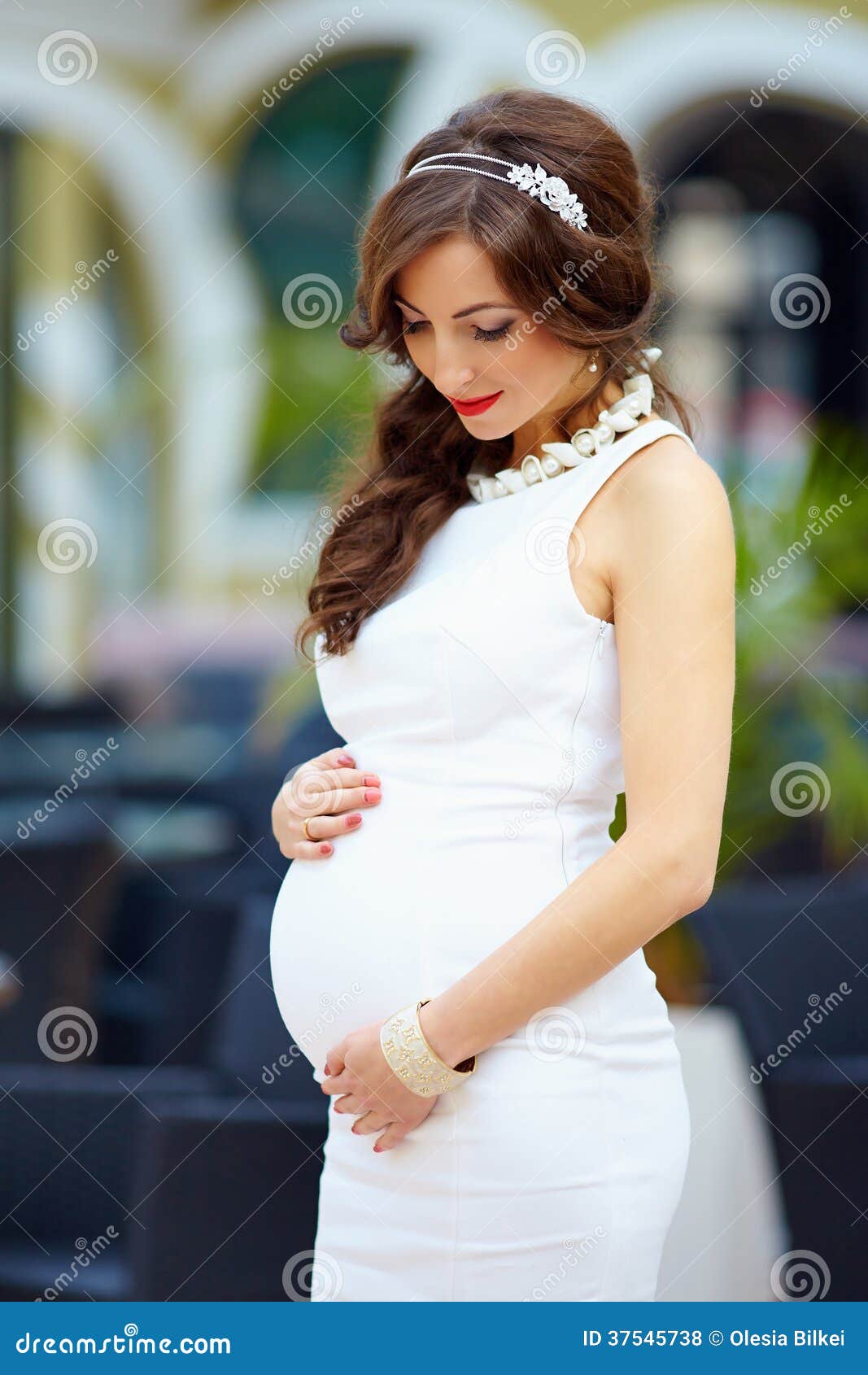 Ritratto Di Bella Donna Incinta Fotografia Stock - Immagine di ...