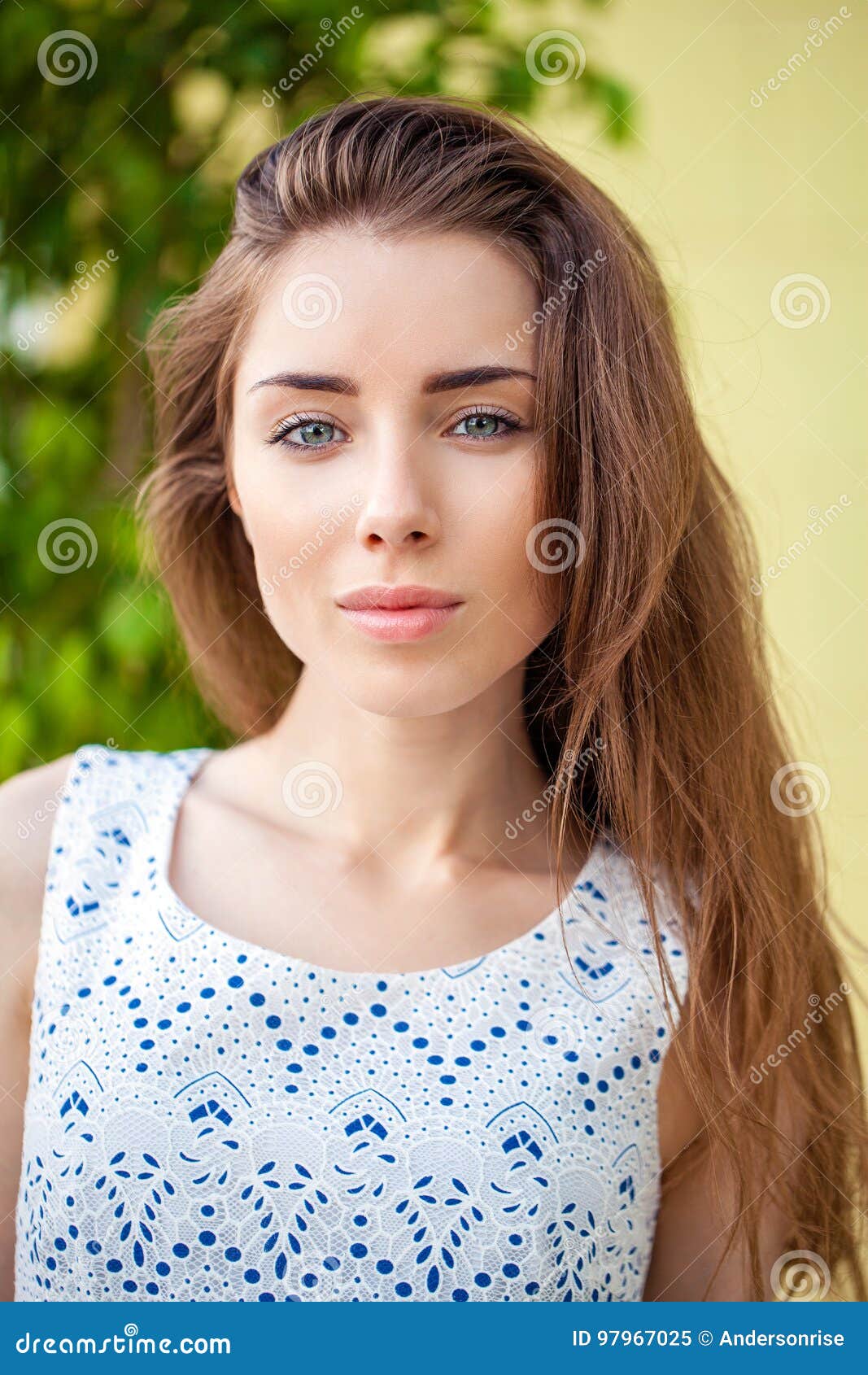 Ritratto Di Bella Giovane Donna Immagine Stock - Immagine di persona ...