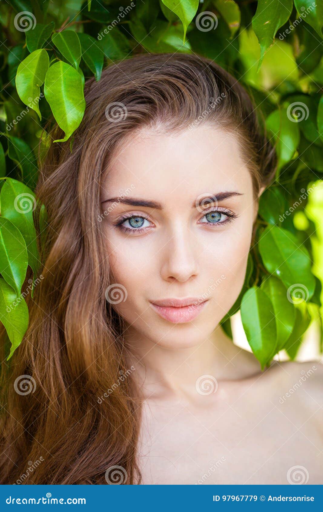 Ritratto Di Bella Giovane Donna Immagine Stock - Immagine di parco ...