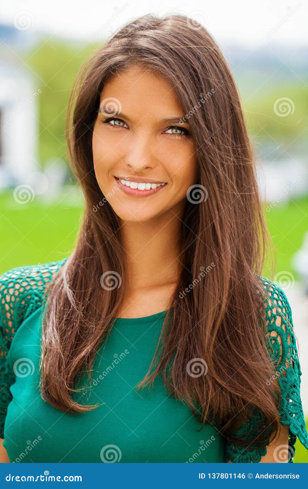 Ritratto Di Bella Giovane Donna Felice Fotografia Stock - Immagine di ... Ritratto Di Bella Giovane Donna Felice Fotografia Stock - Immagine di ...