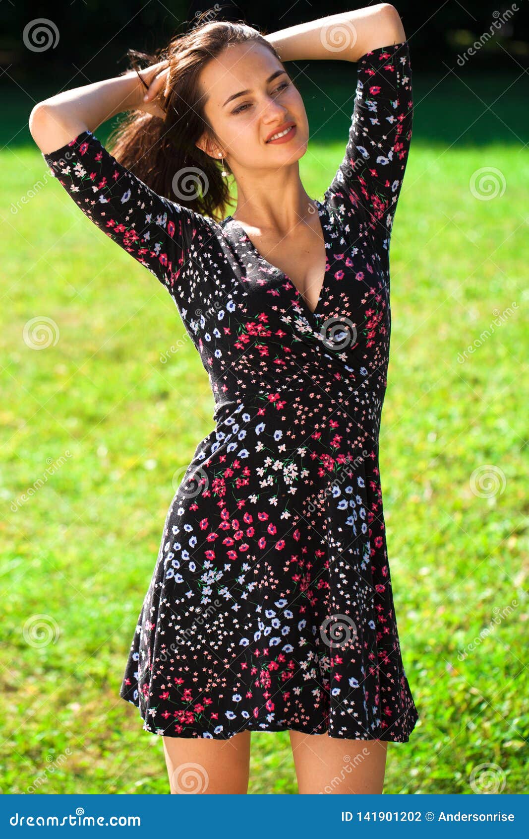 Ritratto Di Bella Giovane Donna Felice Fotografia Stock - Immagine di ... Ritratto Di Bella Giovane Donna Felice Fotografia Stock - Immagine di ...