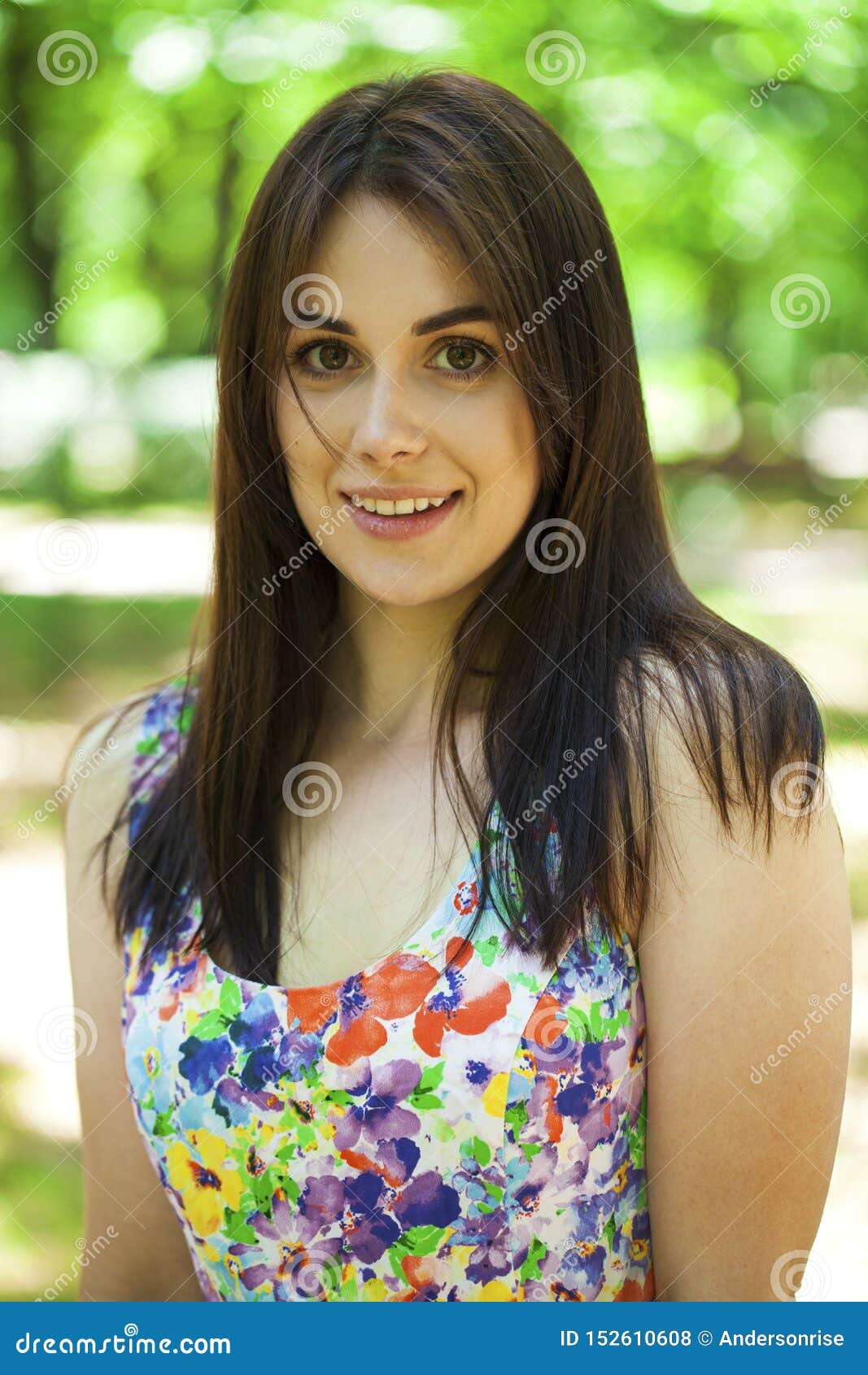Ritratto Di Bella Giovane Donna Felice Fotografia Stock - Immagine di ... Ritratto Di Bella Giovane Donna Felice Fotografia Stock - Immagine di ...