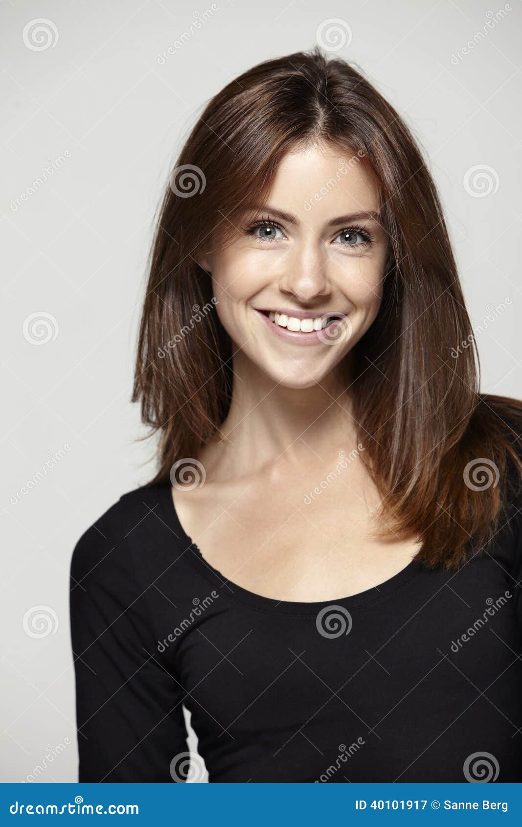 Ritratto Di Bella Giovane Donna, Sorridente Immagine Stock - Immagine ...