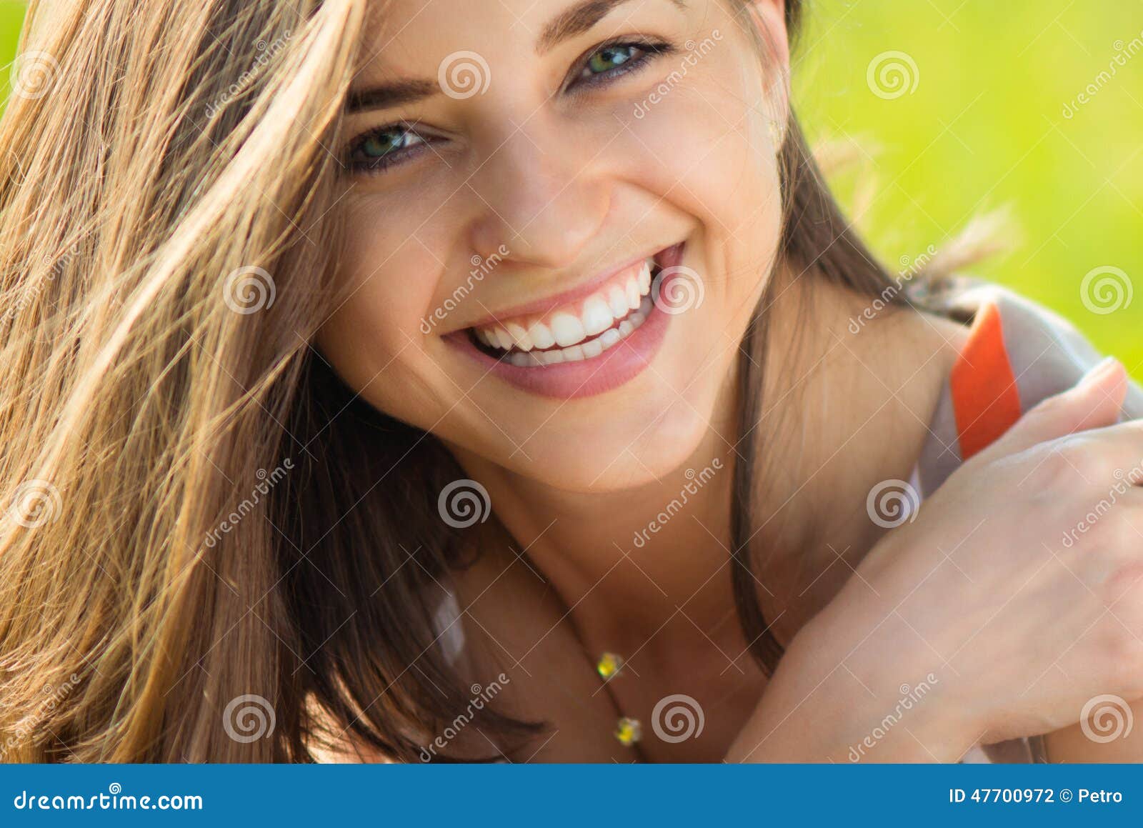 Ritratto Di Bella Giovane Ragazza Sorridente Fotografia Stock ...