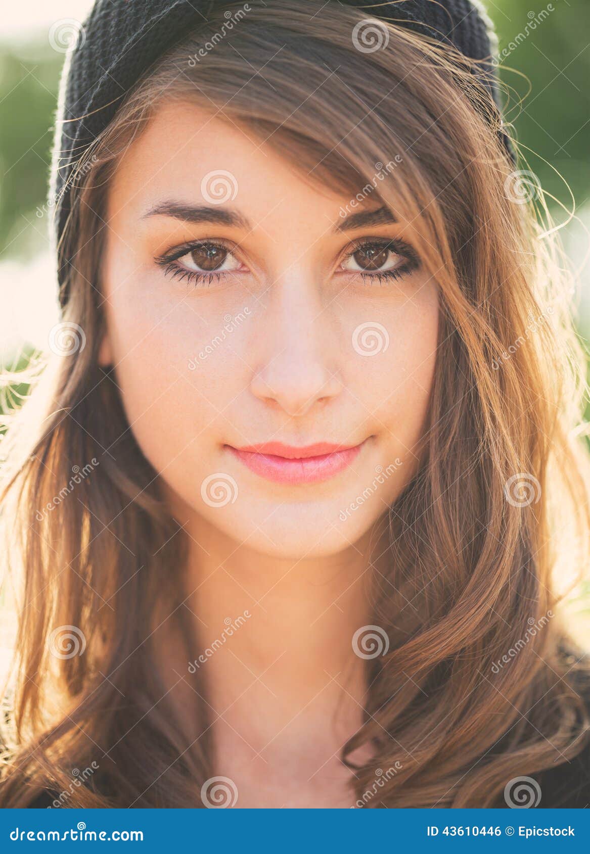 Ritratto di bella ragazza fotografia stock. Immagine di moderno - 43610446