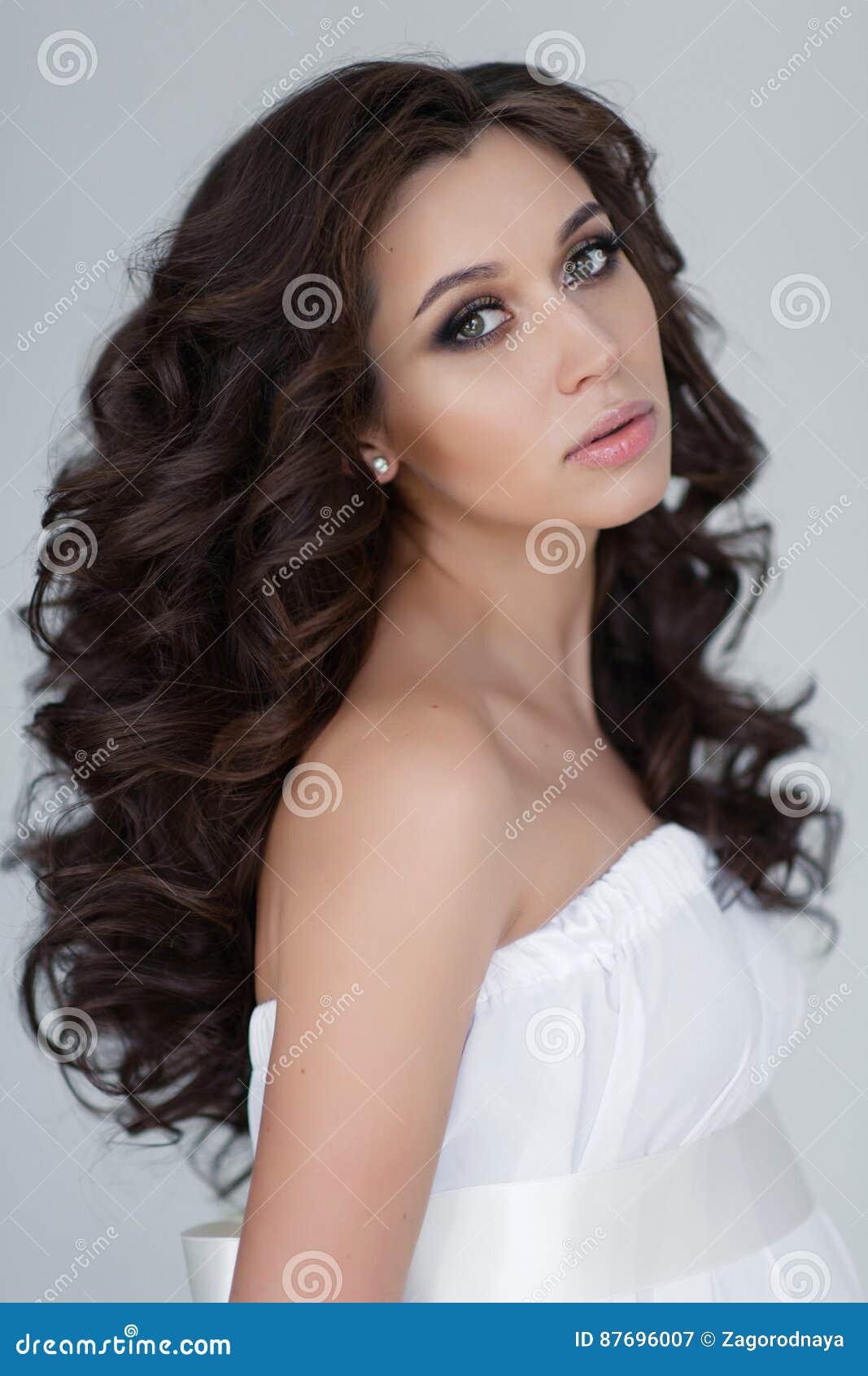 Ritratto di bella ragazza immagine stock. Immagine di signora - 87696007