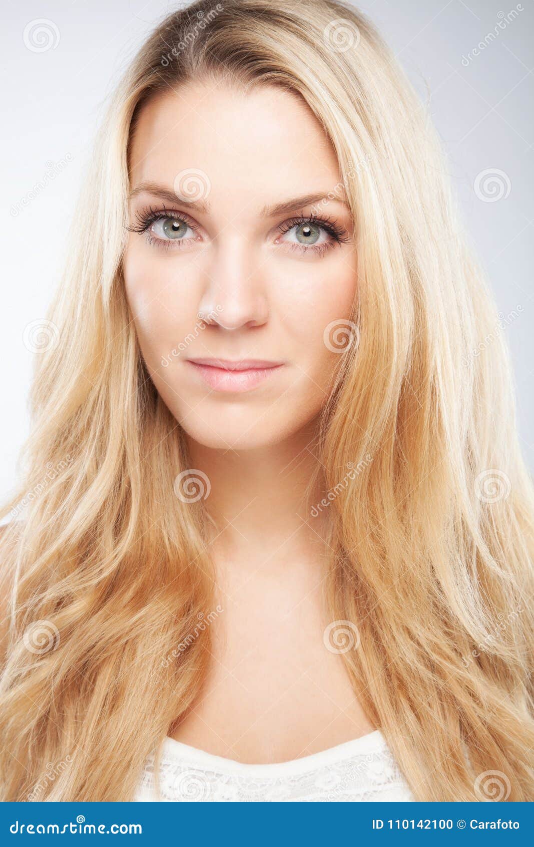 Ritratto Di Bella Ragazza Bionda Fotografia Stock - Immagine di cura ...