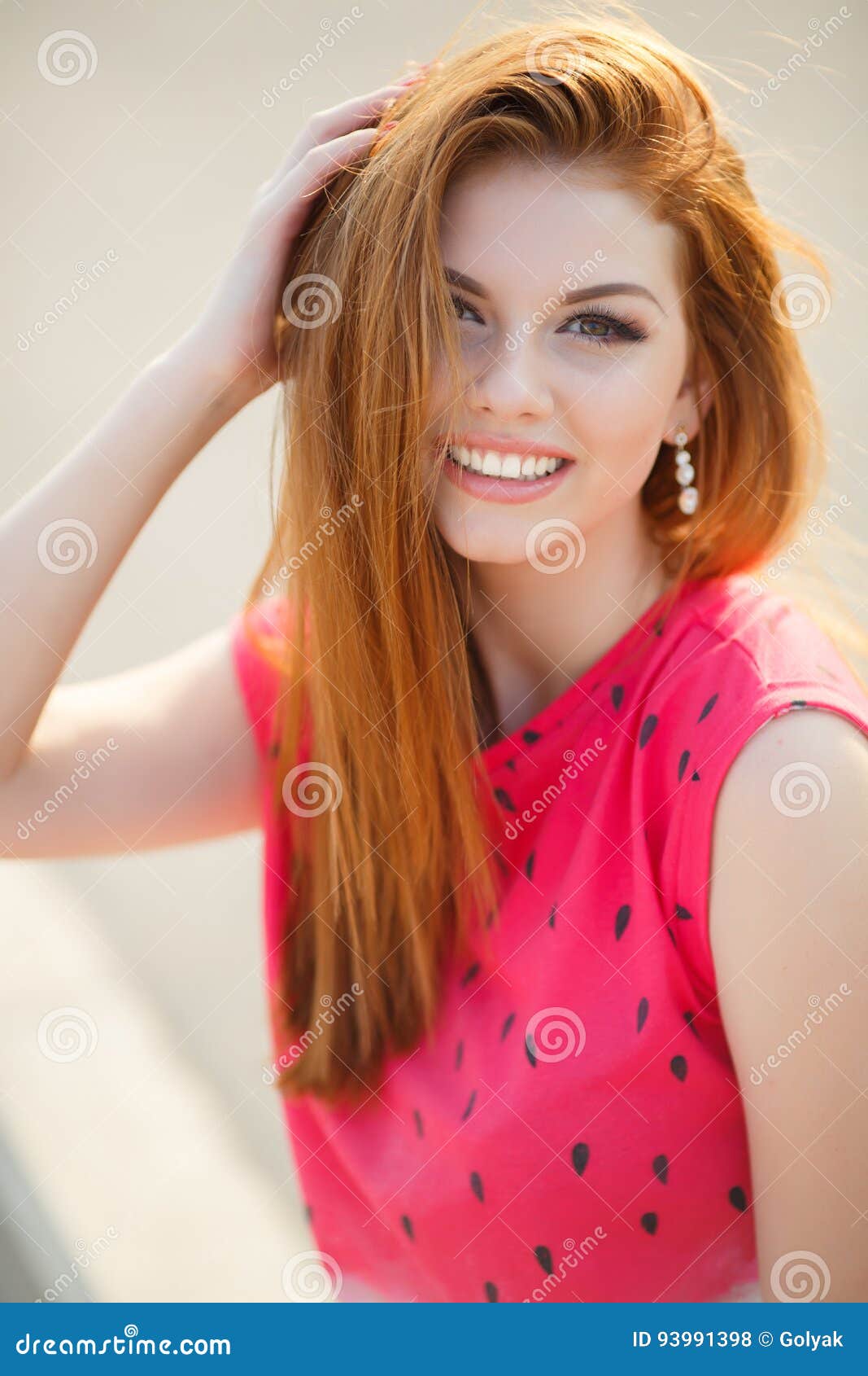 Ritratto Di Bella Ragazza Con Capelli Rossi Splendidi Fotografia Stock ...