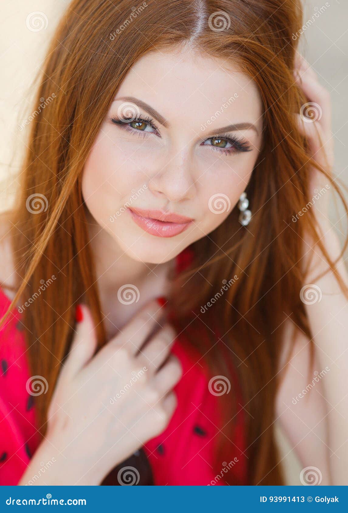 Ritratto Di Bella Ragazza Con Capelli Rossi Splendidi Immagine Stock ...