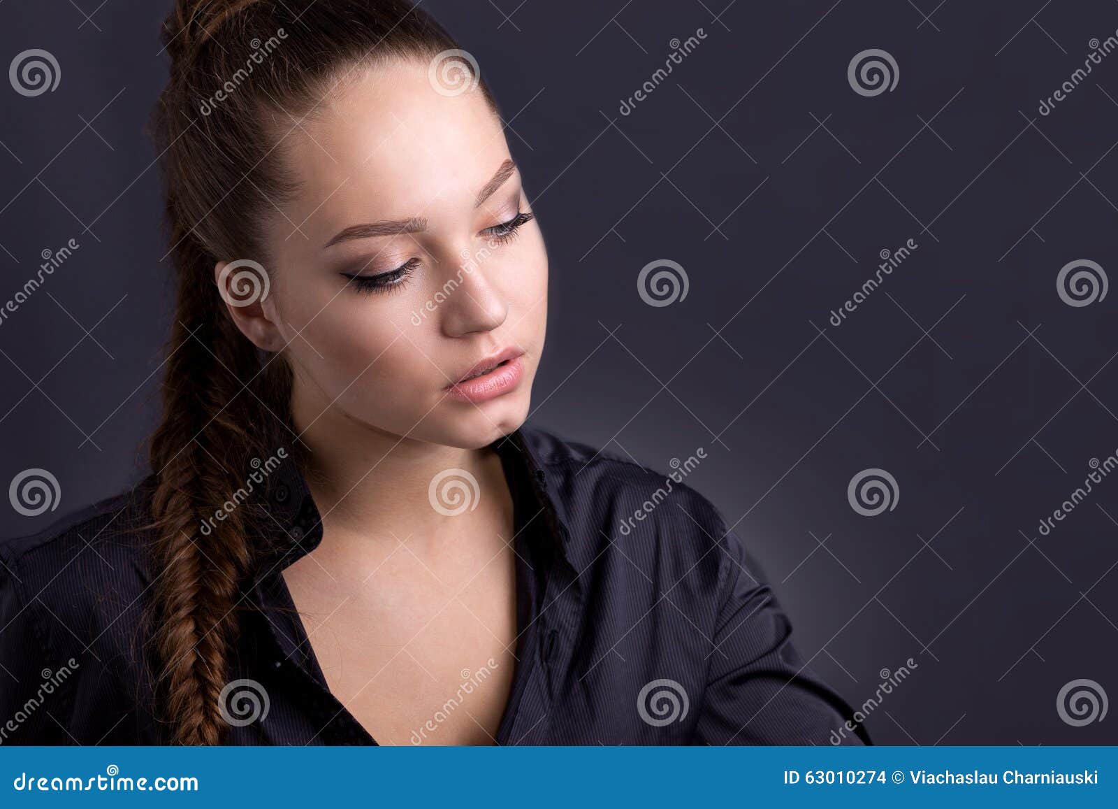 Ritratto Di Bella Ragazza in Uno Stile Semplice Fotografia Stock ...