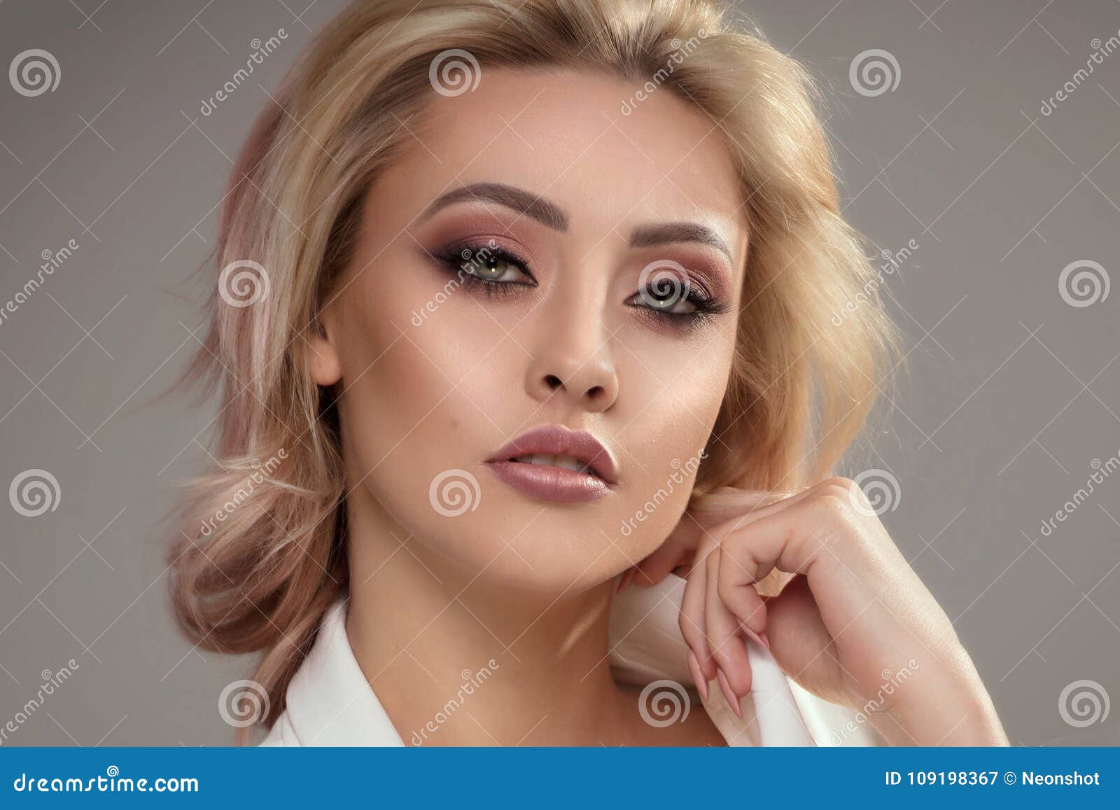 Ritratto Di Bellezza Della Donna Attraente Bionda Immagine Stock ...