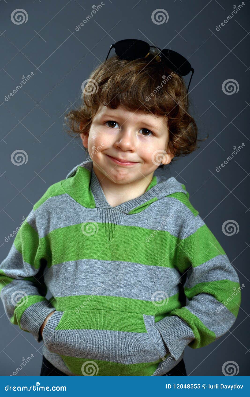 Ritratto Di Bello Piccolo Ragazzo Alla Moda Immagine Stock - Immagine ...