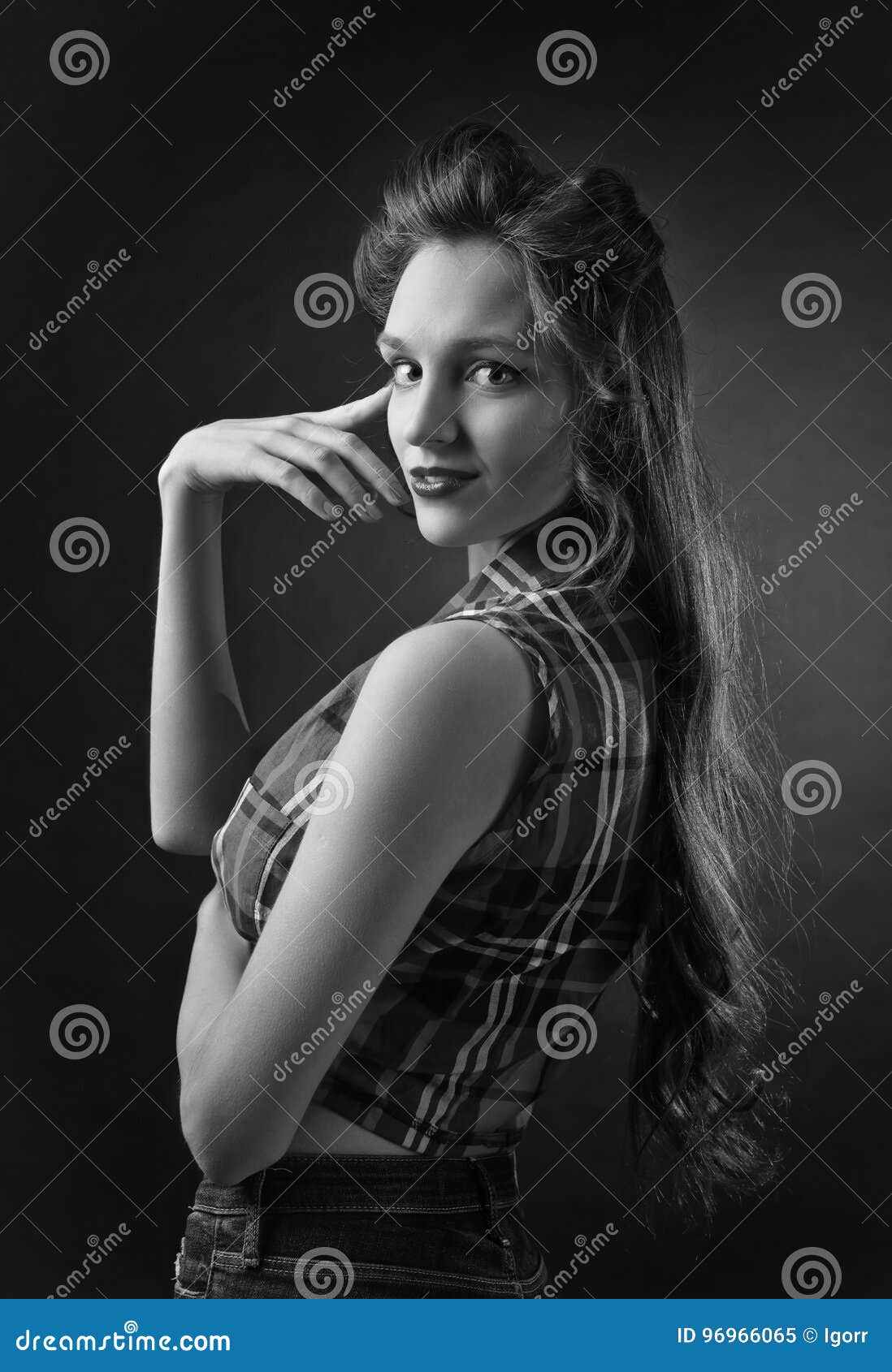 Ritratto Di Giovane Bella Donna Immagine Stock - Immagine di osservare ...