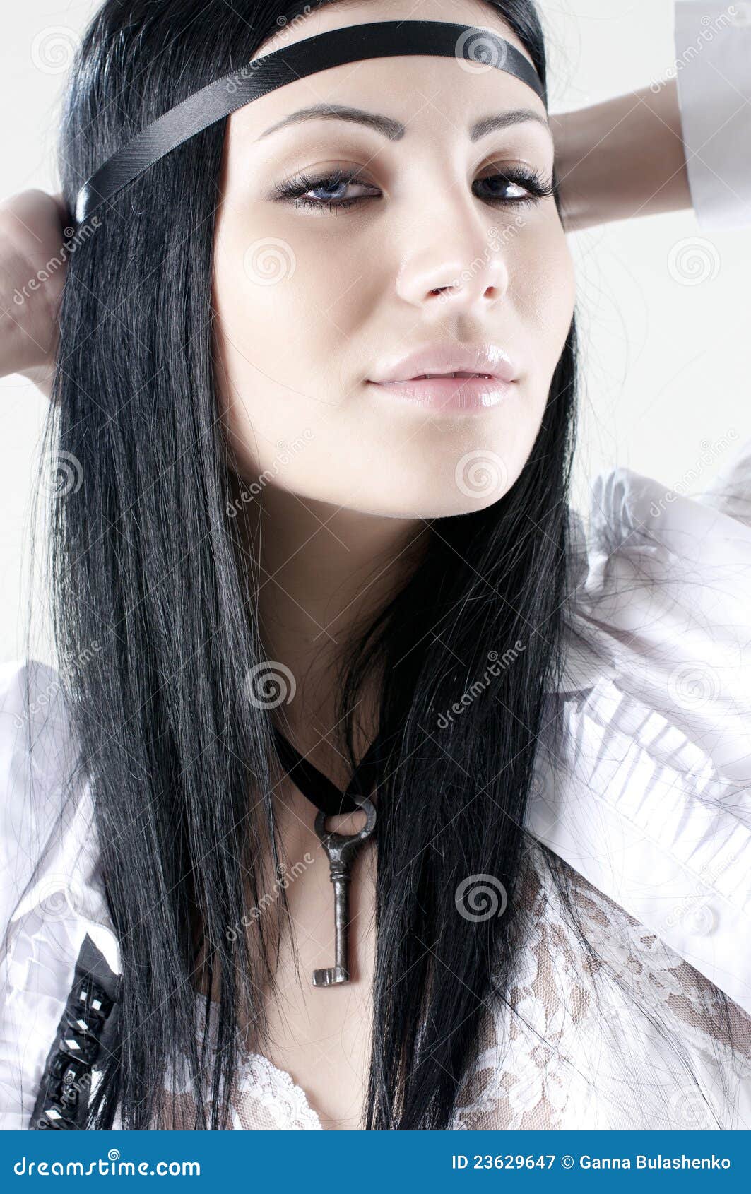 Ritratto Di Giovane Bella Ragazza Immagine Stock - Immagine di ragazza ...