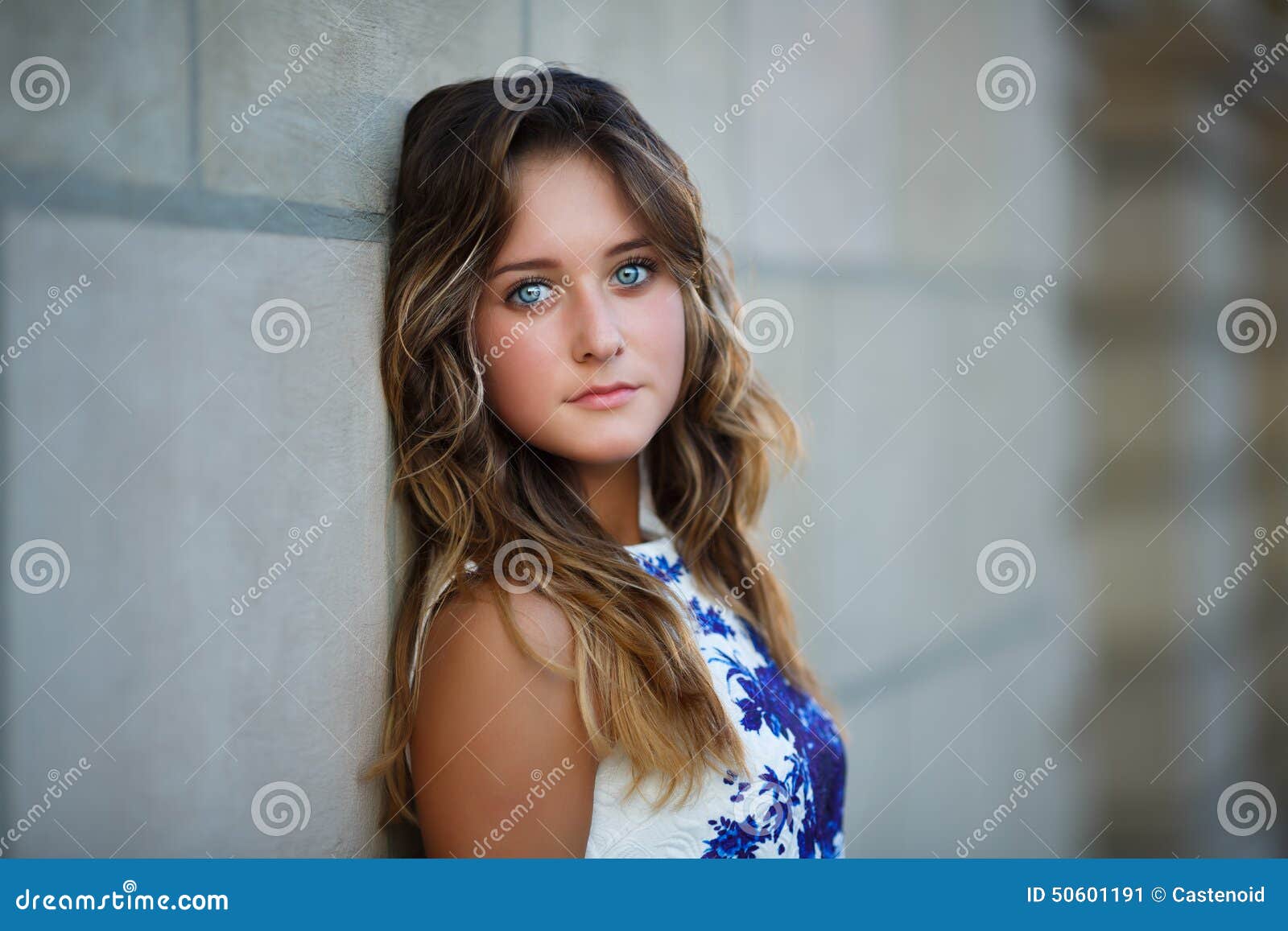 Ritratto Di Giovane Bella Ragazza Immagine Stock - Immagine di ...