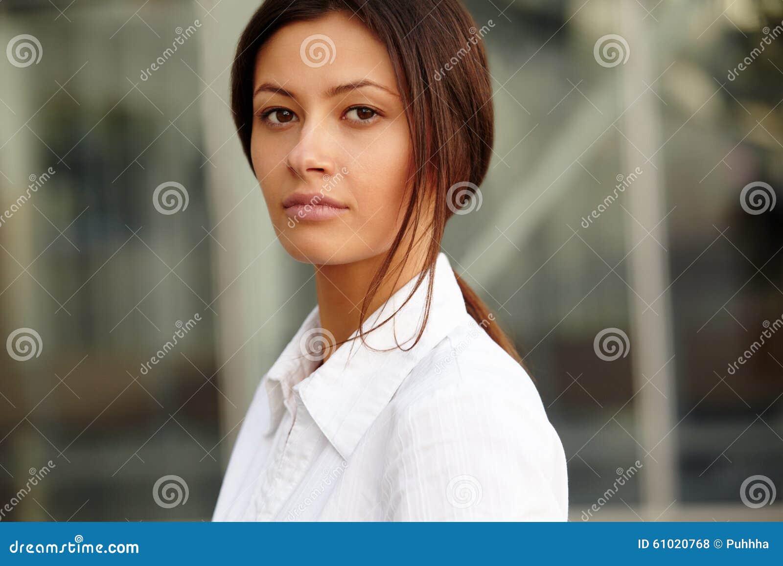 Ritratto Di Giovane Donna Felice Di Affari Fotografia Stock - Immagine ... Ritratto Di Giovane Donna Felice Di Affari Fotografia Stock - Immagine ...